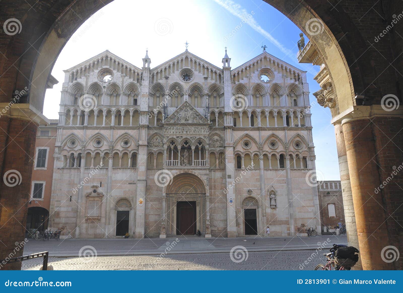 Cattedrale di Ferrara immagine stock. Immagine di cattedrale - 2813901