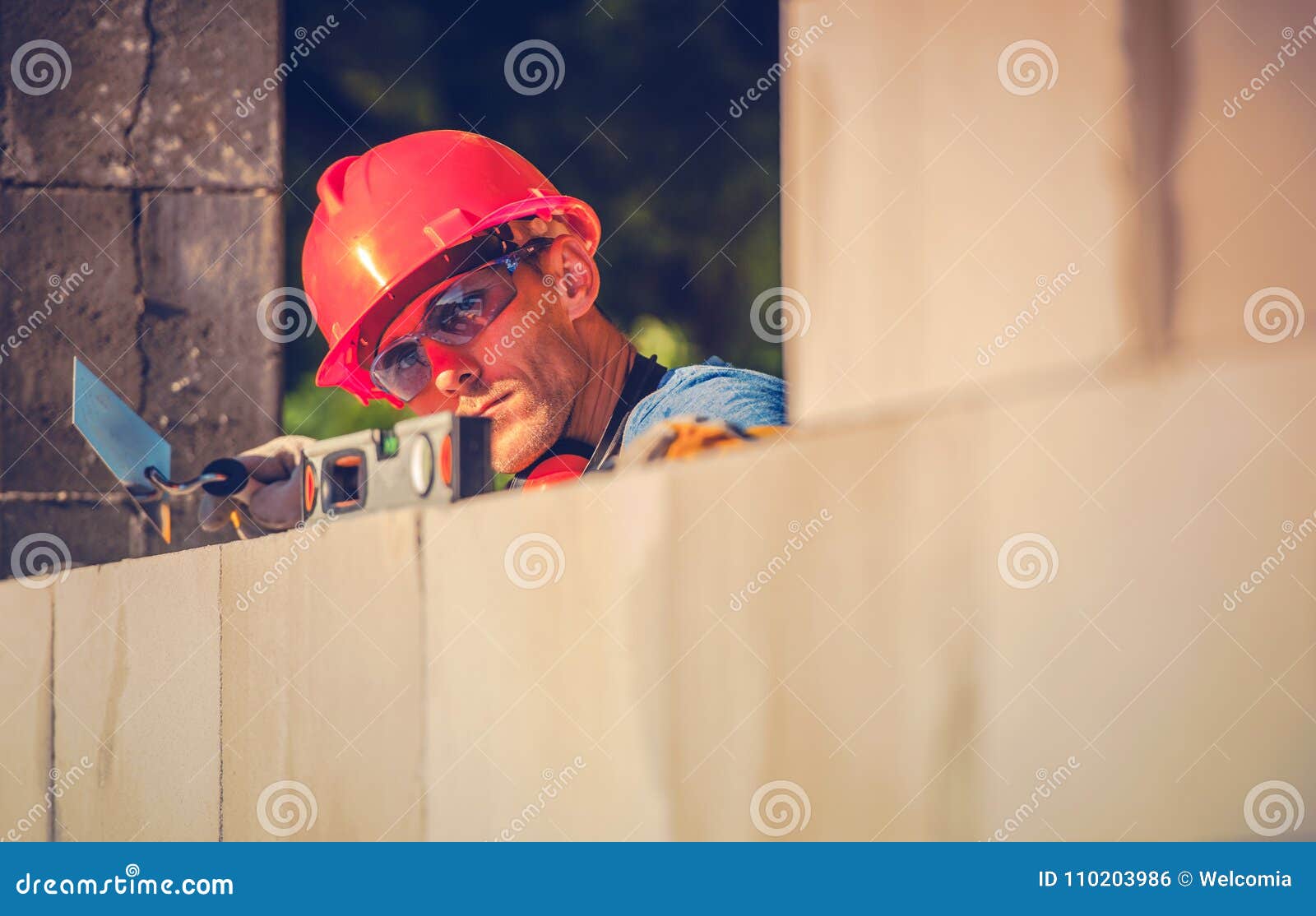 Caucasian Mason Worker fotografia stock. Immagine di operaio - 110203986