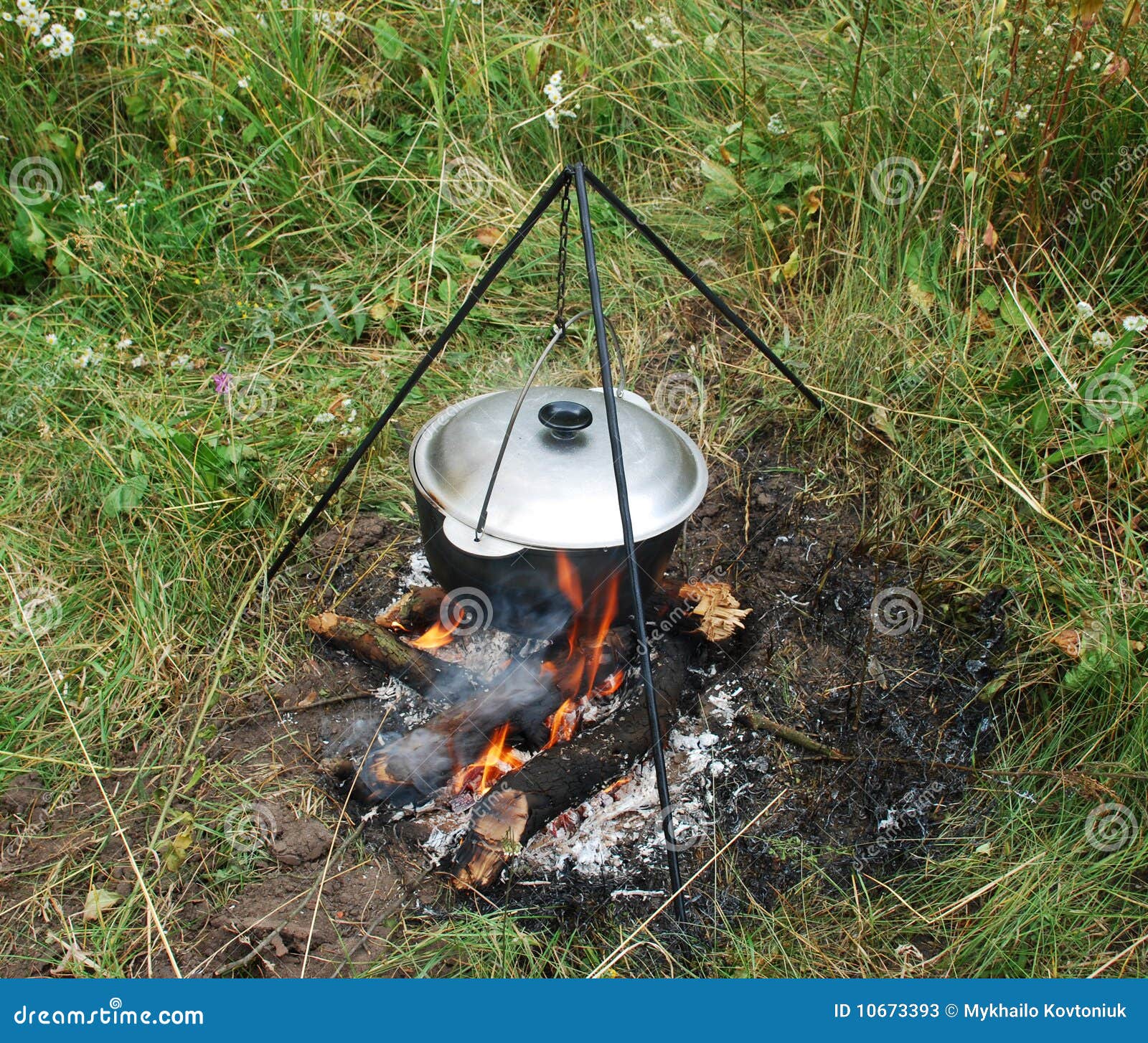Cauldron on a campfire stock image. Image of coal, cooking - 10673393