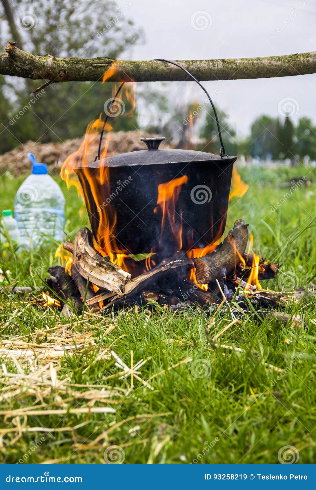 Cauldron on campfire stock image. Image of food, metal - 93258219
