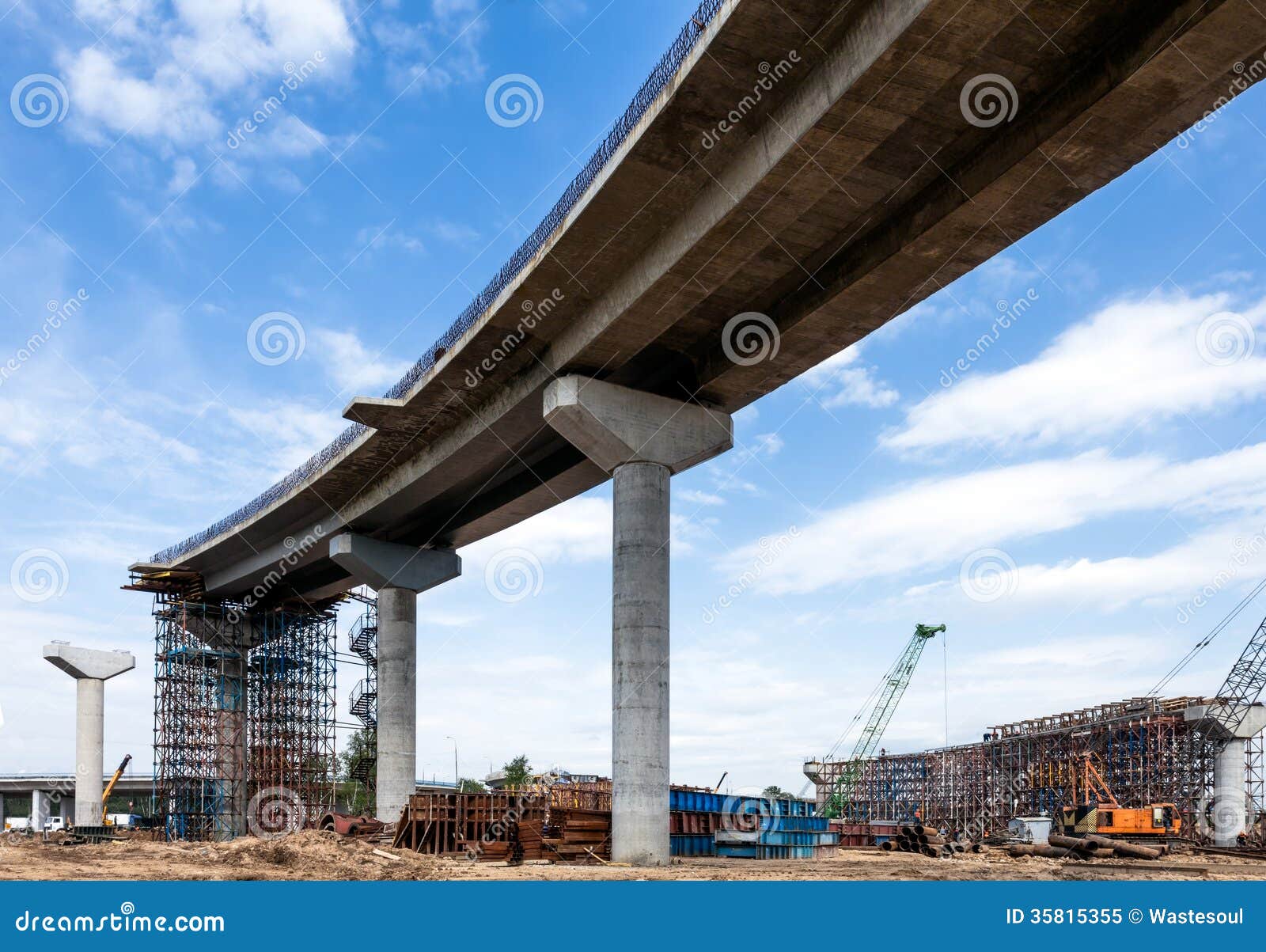 Cavalcavia immagine stock. Immagine di esterno, roadworks - 35815355