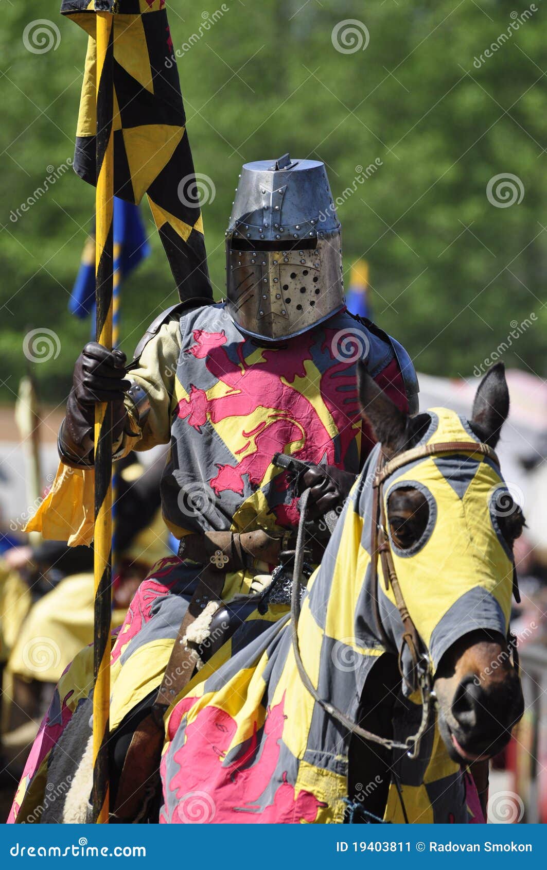 Cavaleiro Medieval Em Horseback Imagem de Stock - Imagem de posse ...