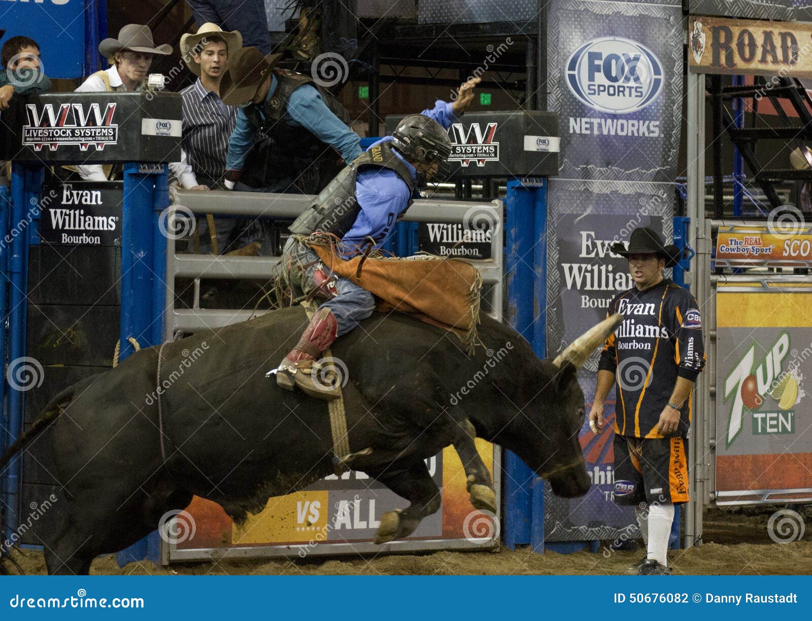 Cavalier De Taureau De Rodéo Photographie éditorial - Image du ferme ...