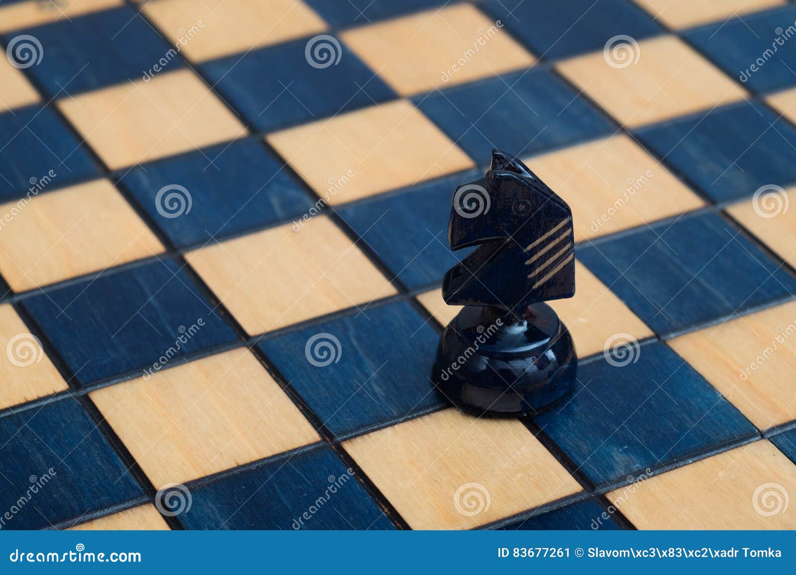 Cavaliere Blu Scuro Sulla Scacchiera Di Legno Immagine Stock - Immagine ...