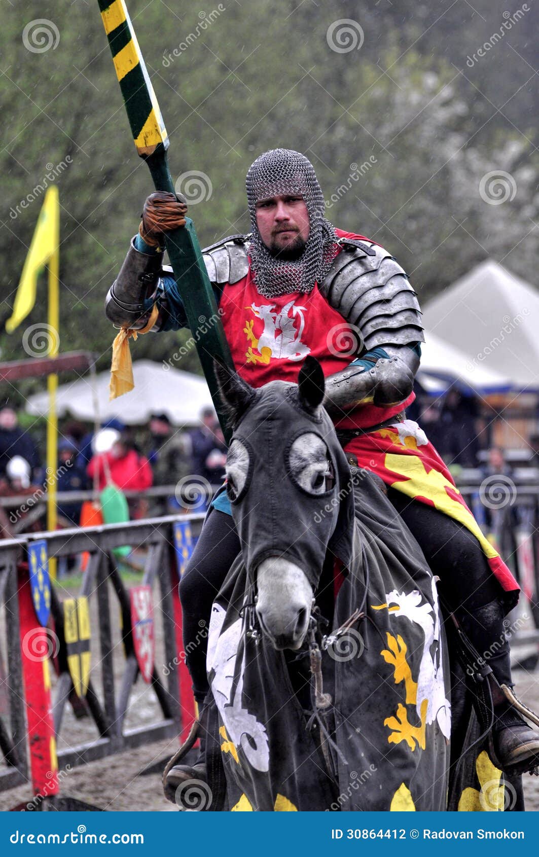 Cavaliere Medievale a Cavallo Fotografia Stock - Immagine di stretta ...