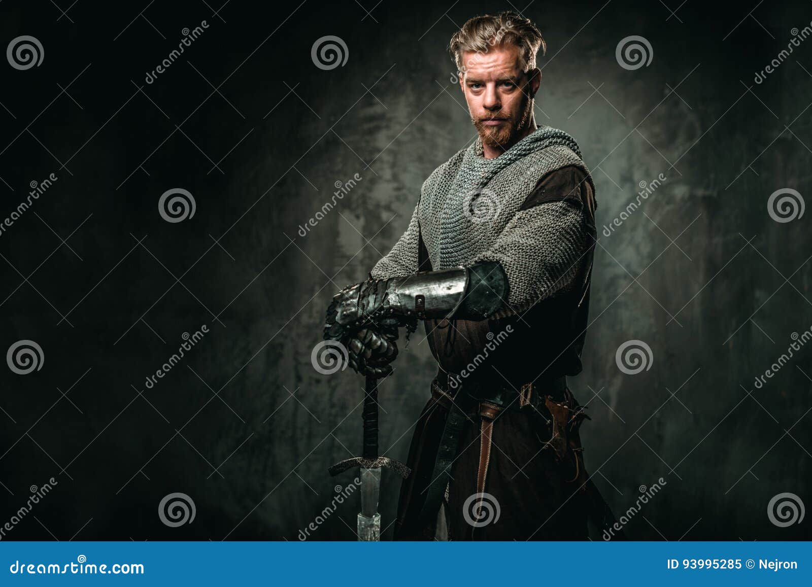 Cavaliere Medievale Con La Spada E L'armatura Immagine Stock - Immagine ...