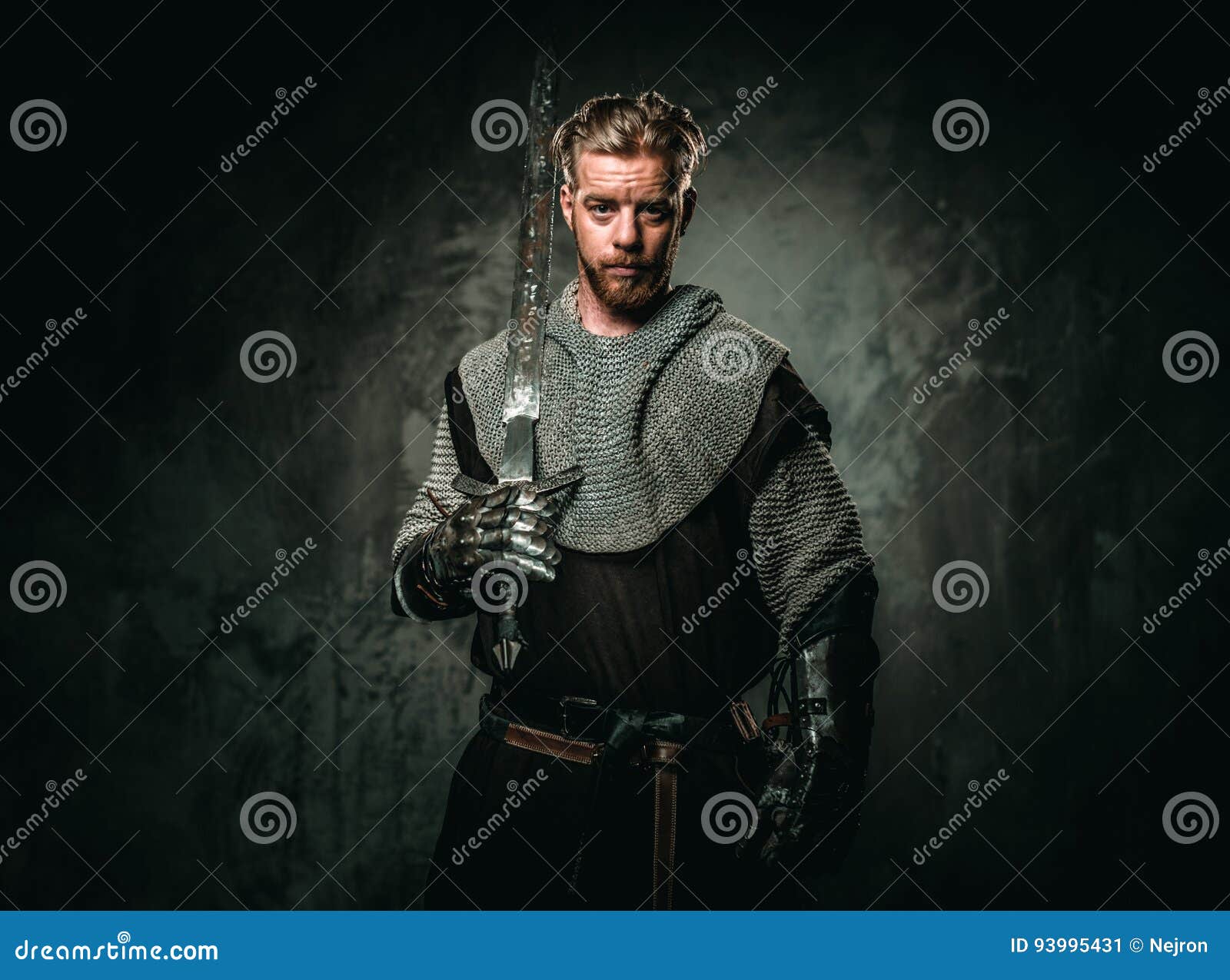 Cavaliere Medievale Con La Spada E L'armatura Immagine Stock - Immagine ...