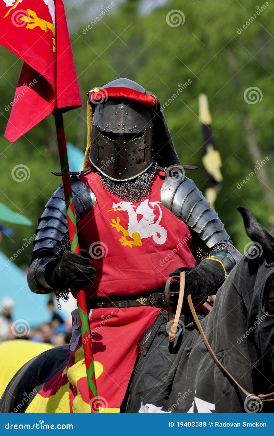 Cavaliere Medioevale Su a Cavallo Fotografia Stock - Immagine di ...