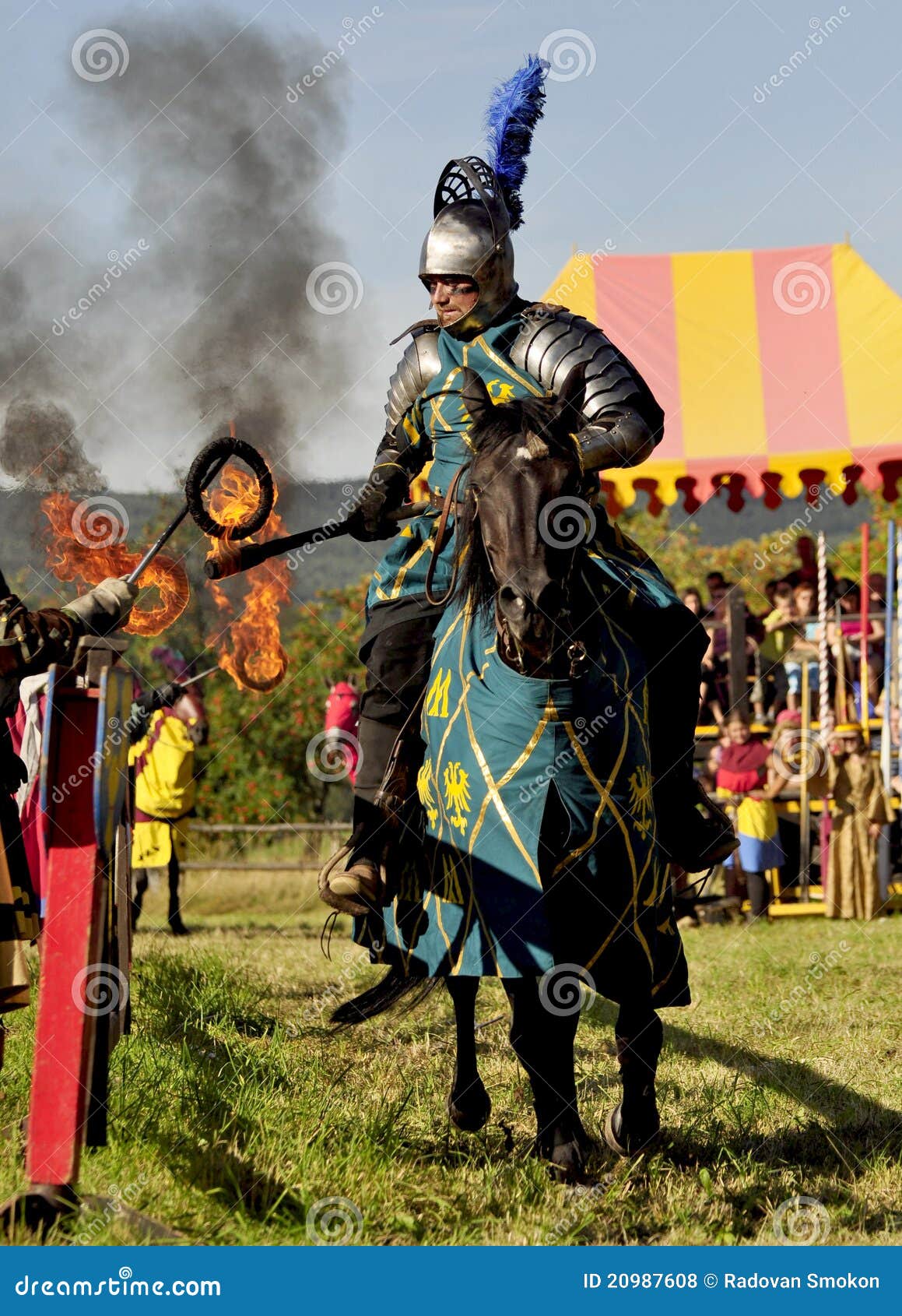 Cavaliere Medioevale Su a Cavallo Fotografia Stock - Immagine di ...