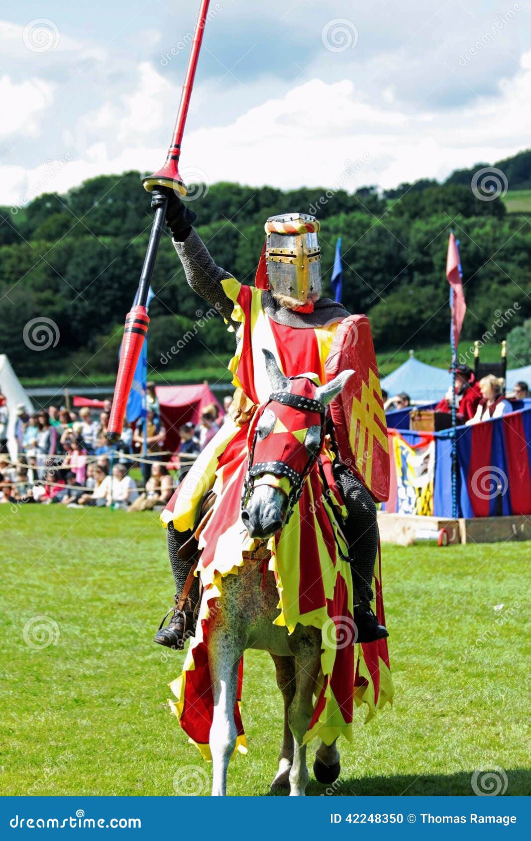 Cavaliere Medioevale Su a Cavallo Fotografia Stock - Immagine di ...