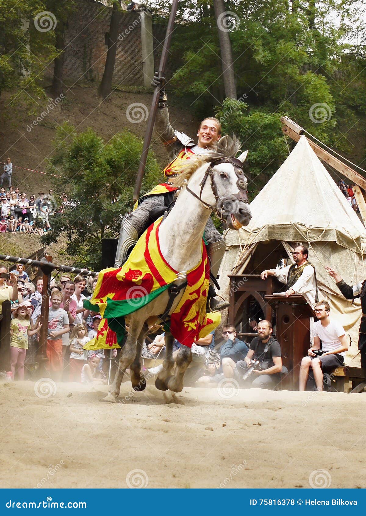 Cavaliere sul cavallo fotografia stock editoriale. Immagine di giro ...