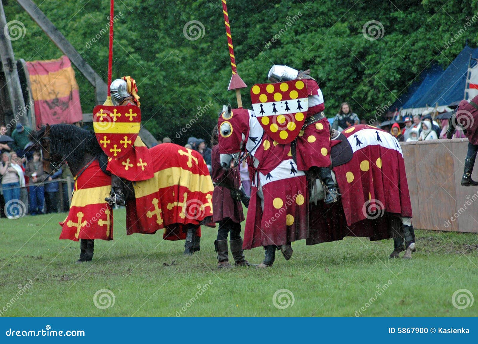 Cavalieri prima del duello fotografia stock. Immagine di traversa - 5867900