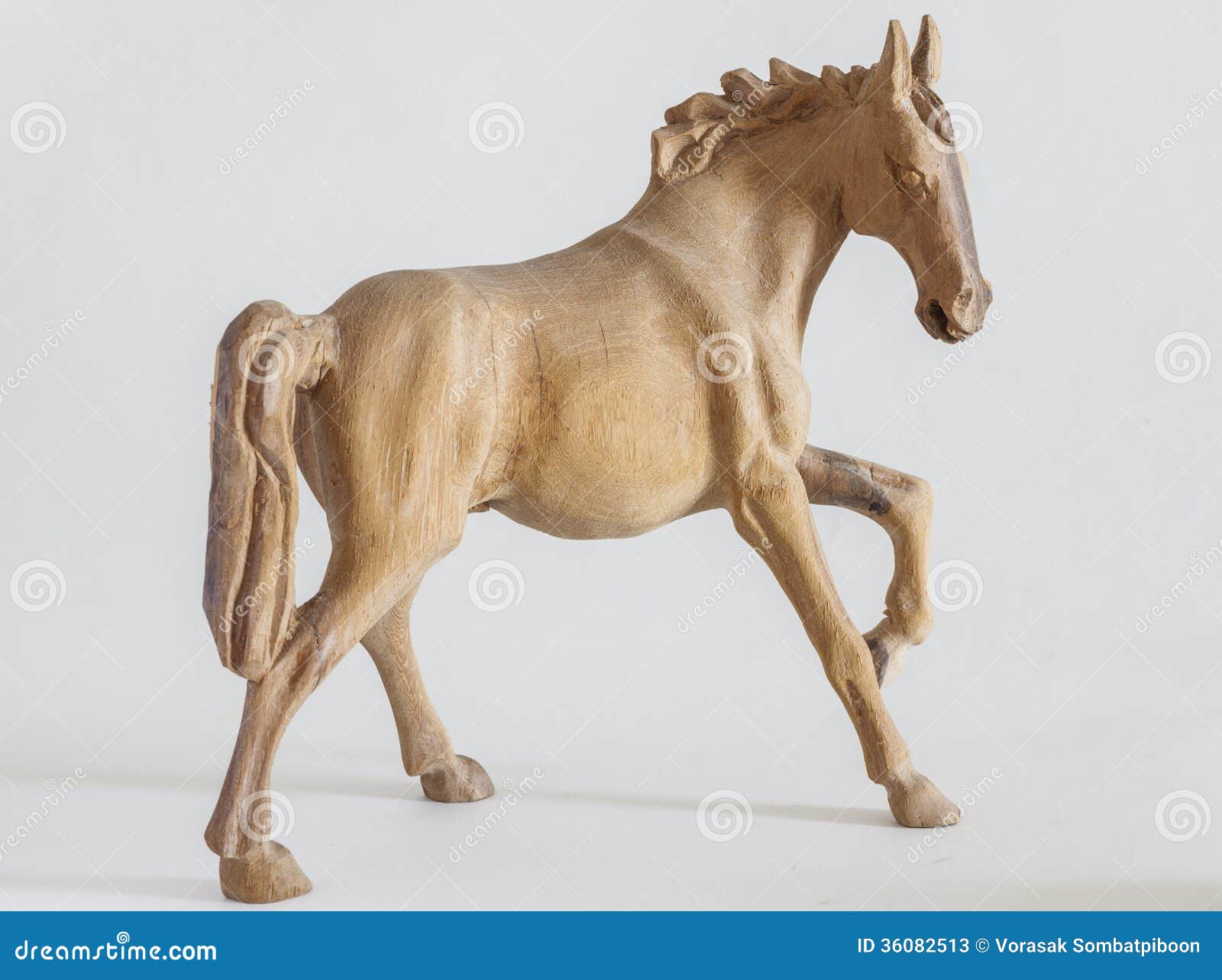 Cavallo di legno scolpito immagine stock. Immagine di aggressivo - 36082513