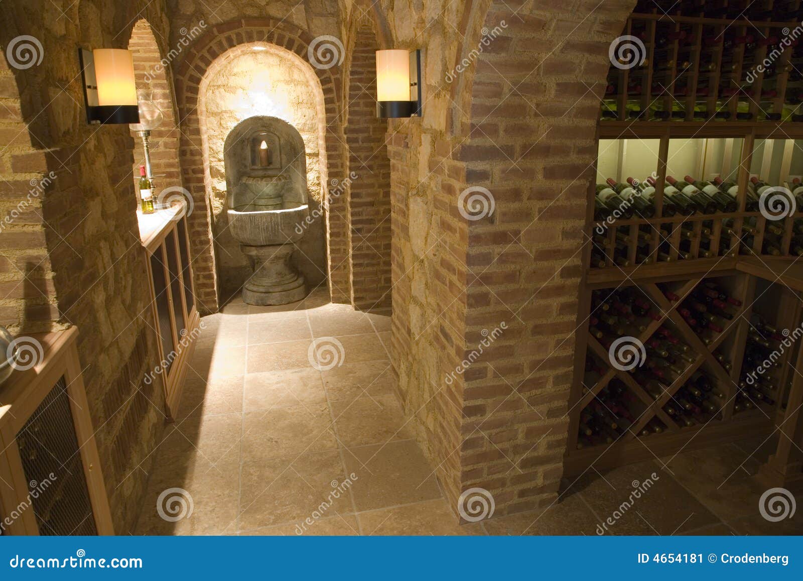 Cave à la maison de luxe. image stock. Image of maison - 4654181