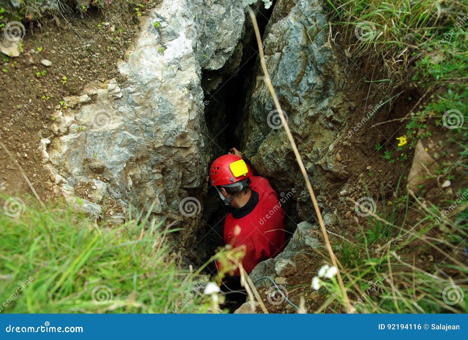 Caver daalt in een hol stock foto. Image of caver, klimmen - 92194116