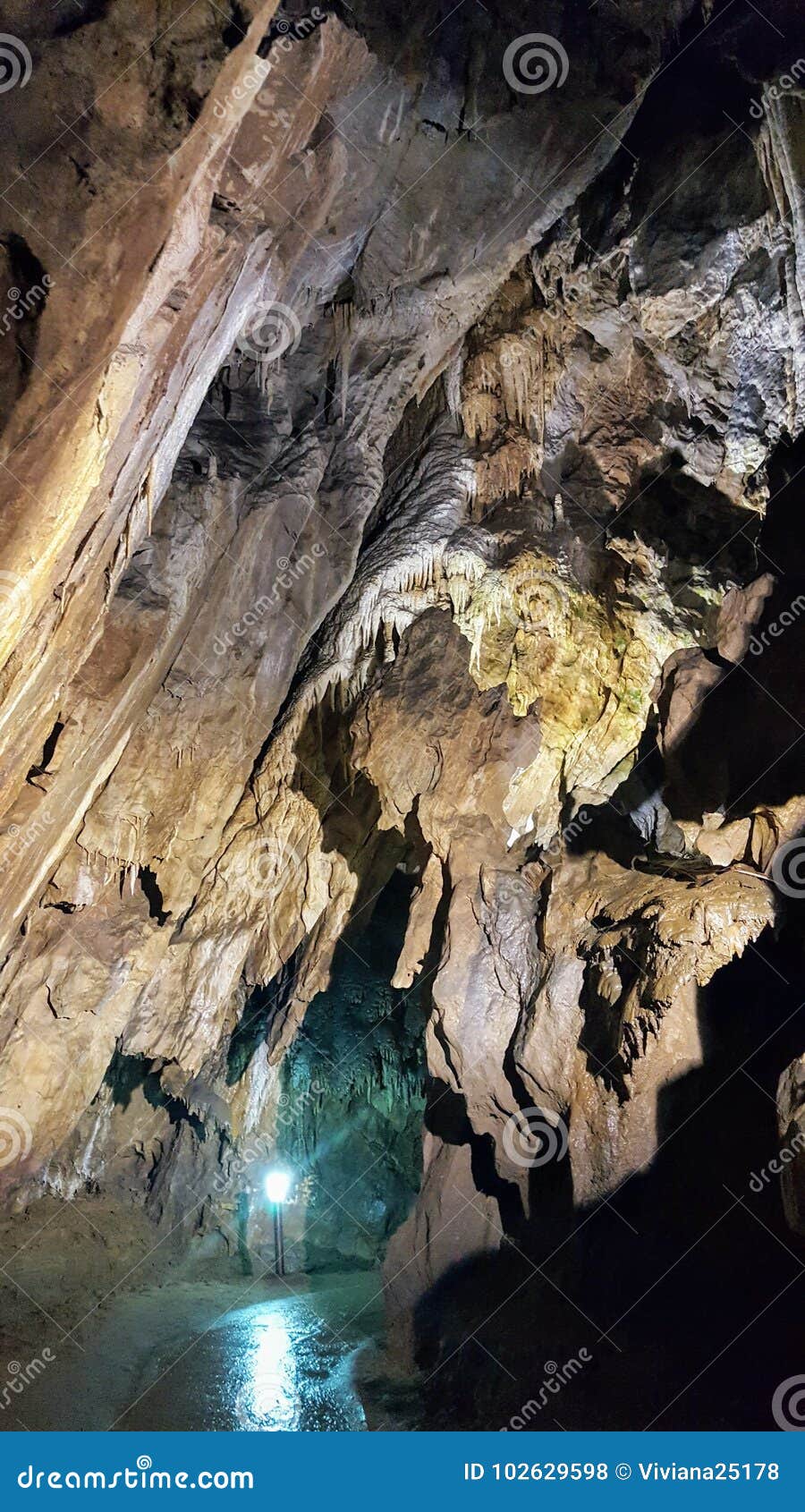 Caverna fotografia stock. Immagine di montagna, caverna - 102629598