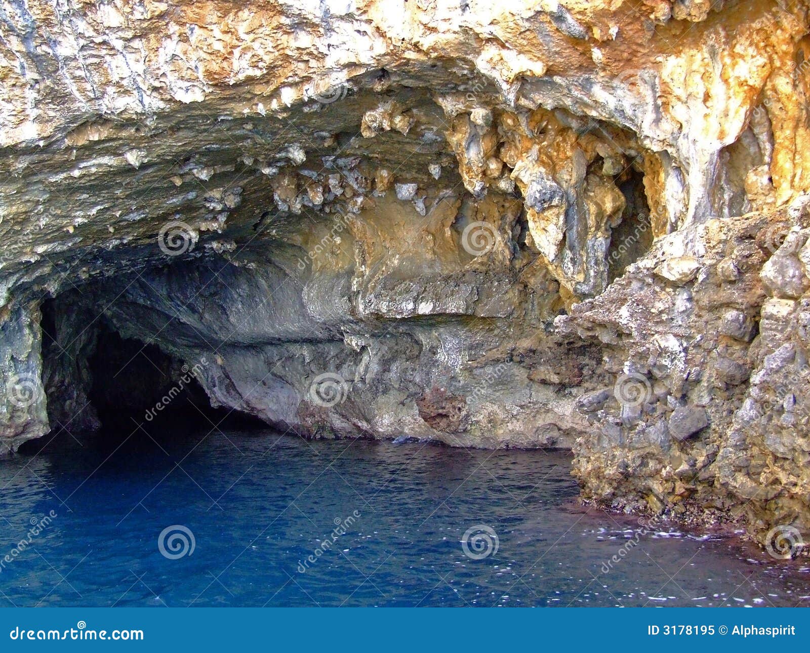 Caverna imagem de stock. Imagem de alga, montanhas, marinho - 3178195