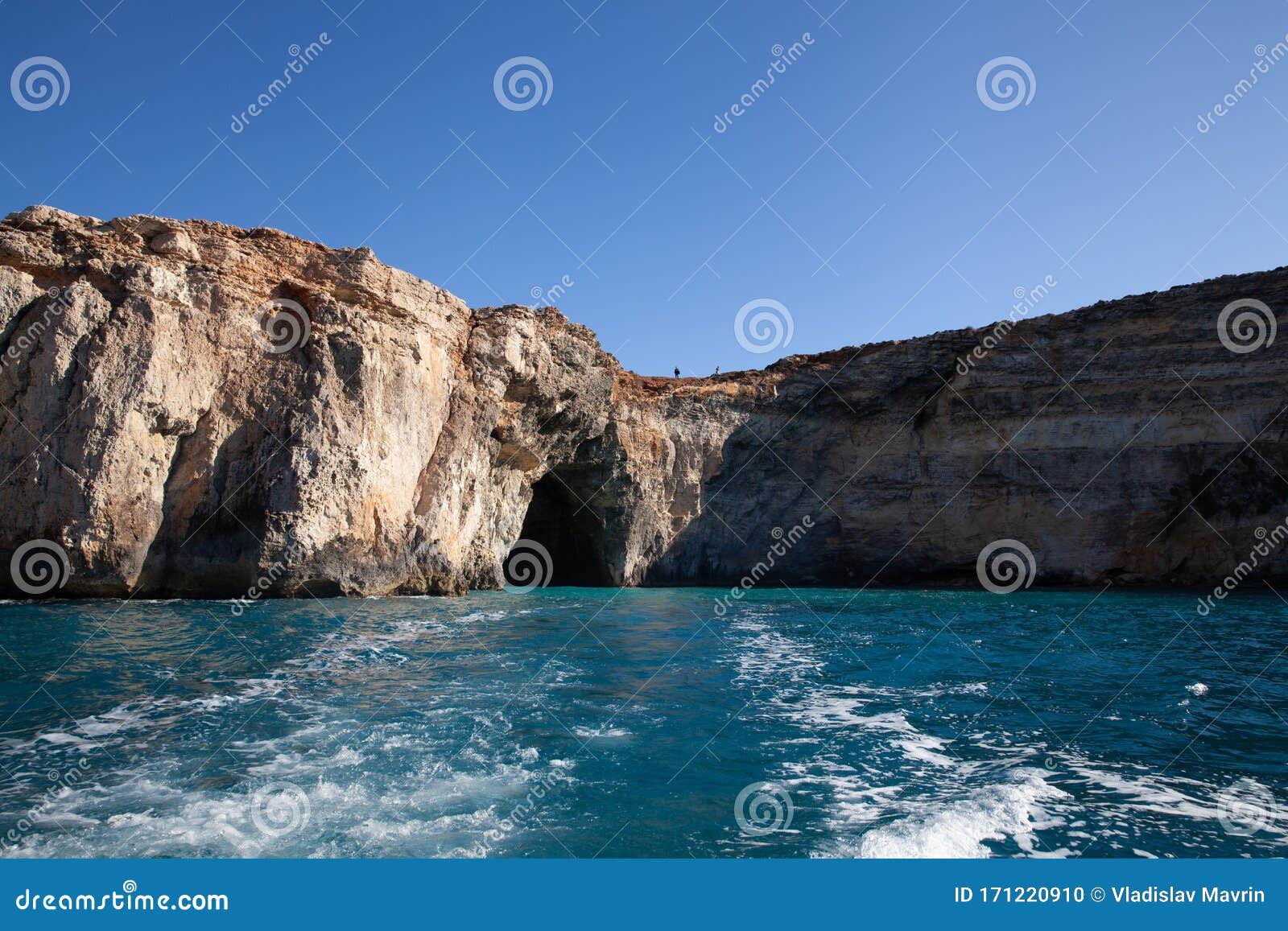 Caverna Crystal Lagoon, Comino, Malta Foto de Stock - Imagem de nave ...