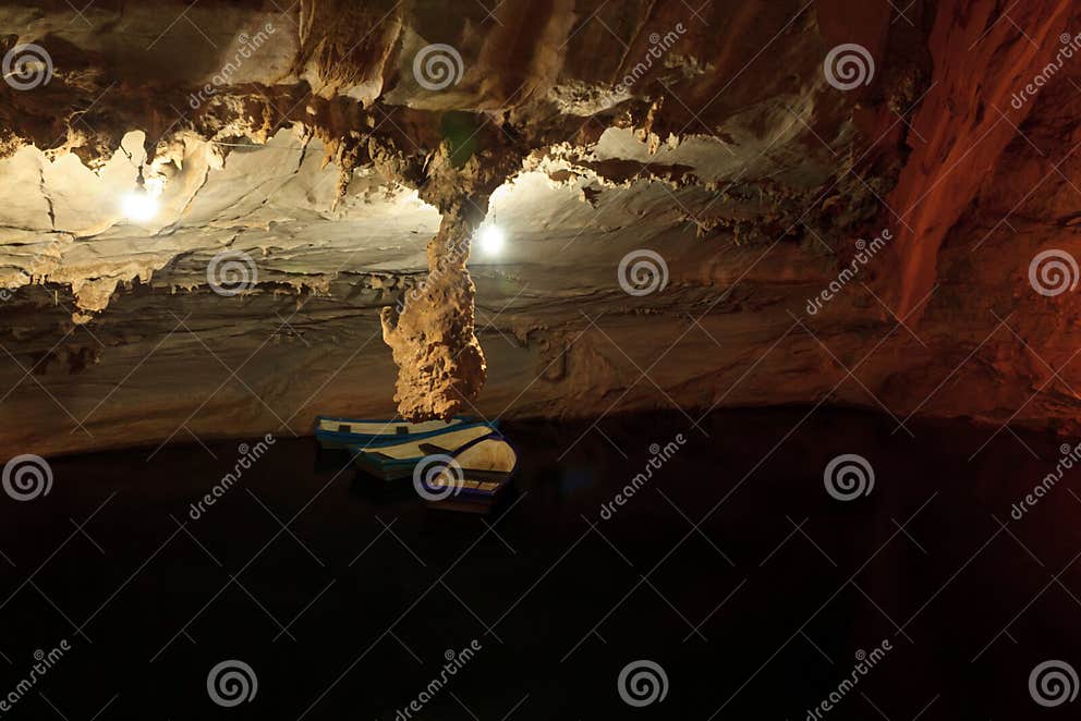 Caverna de Aen em Laos foto de stock. Imagem de memorial - 96410522