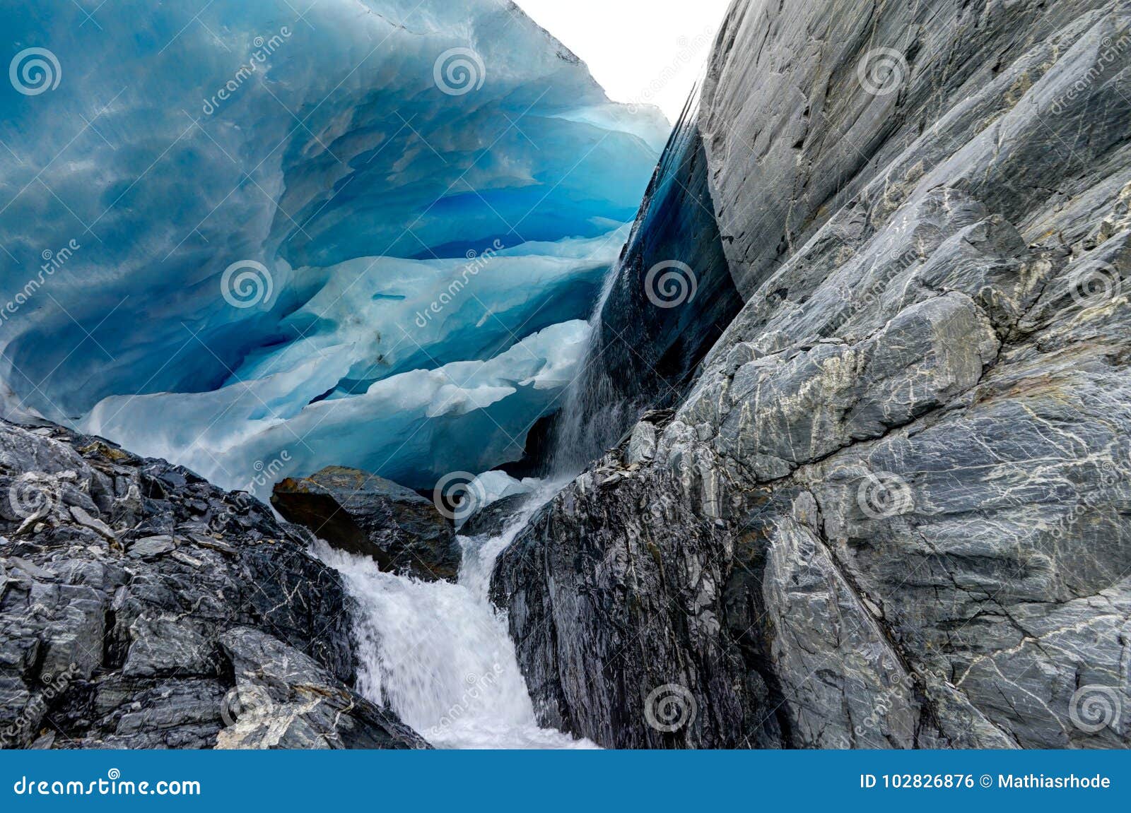 Caverna De Gelo Na Geleira De Worthington No Estados Unidos De Alaska ...