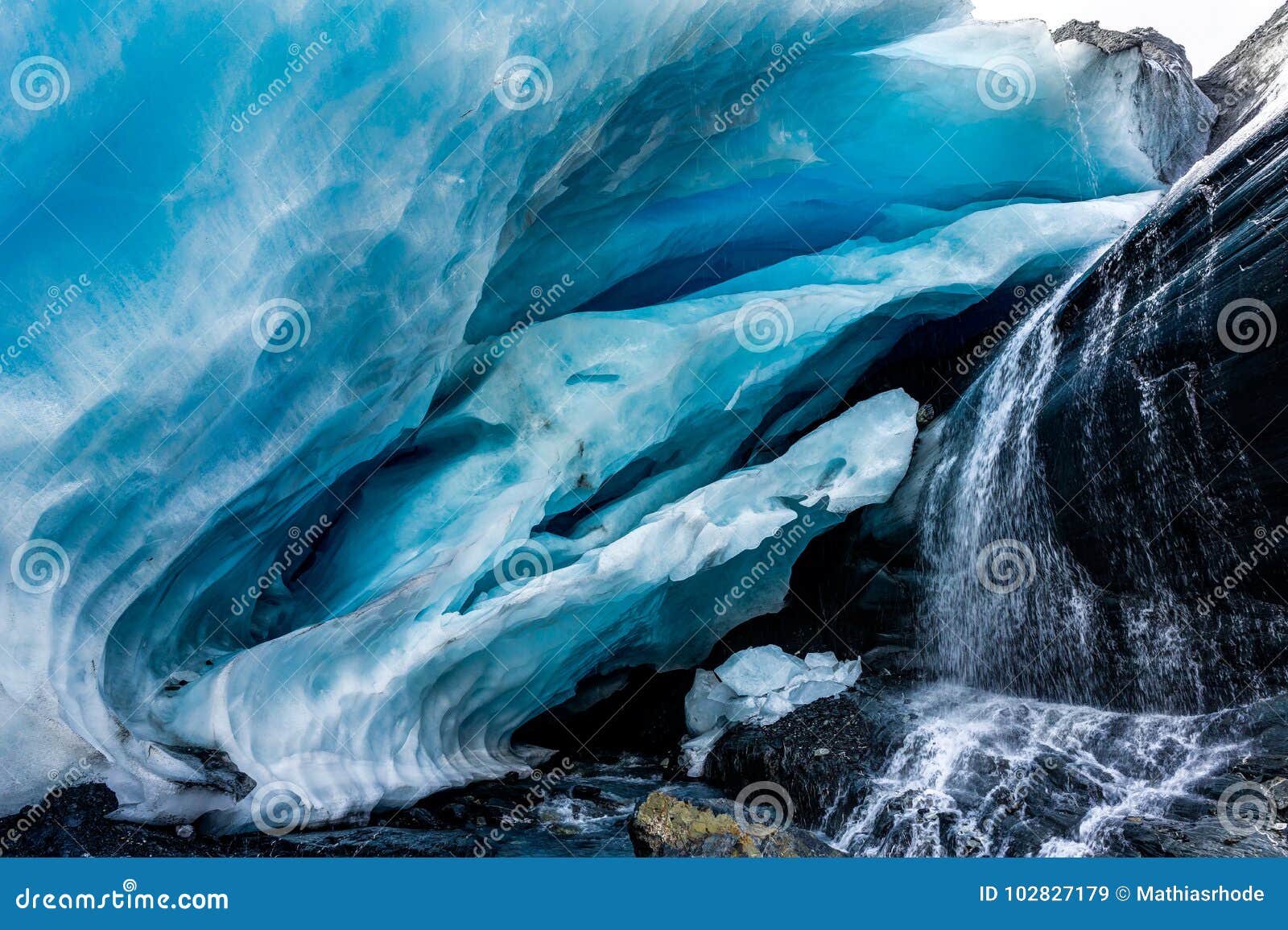 Caverna De Gelo Na Geleira De Worthington No Estados Unidos De Alaska ...