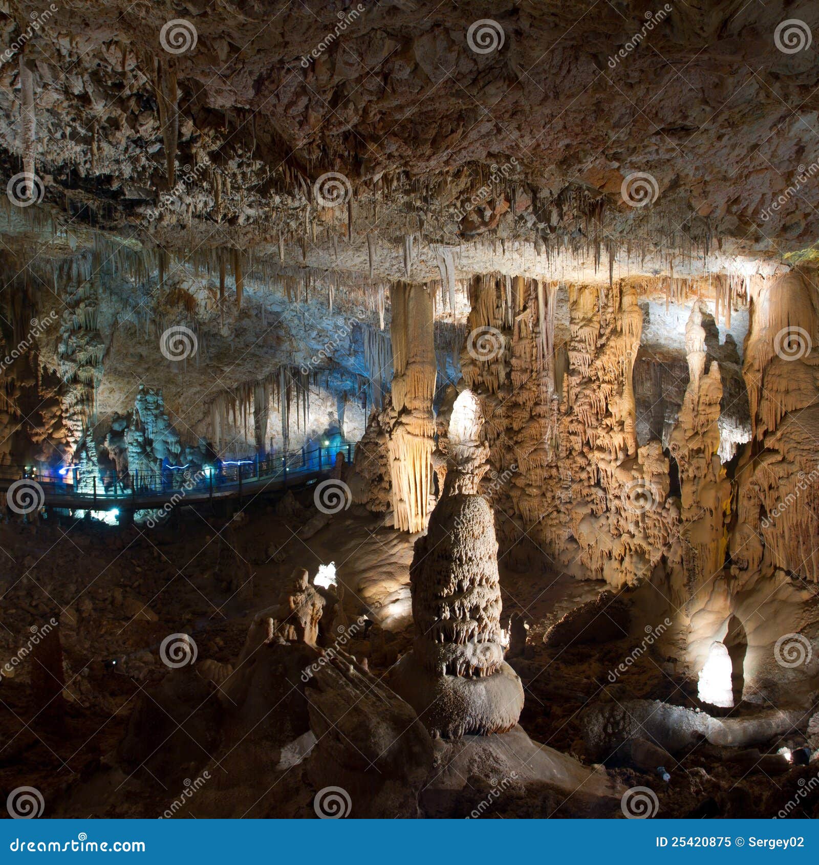 Caverna De La Estalagmita De La Estalactita Imagen de archivo - Imagen ...