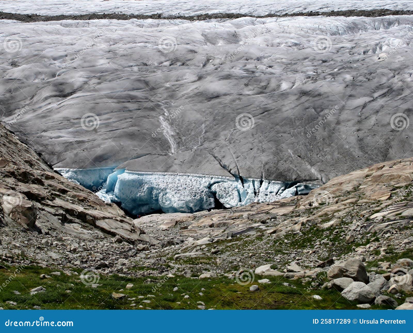 Caverna Grande Na Geleira De Aletsch Imagem de Stock - Imagem de ...