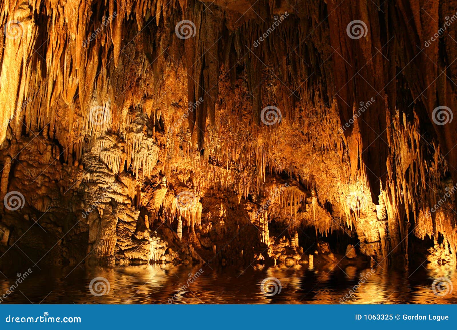 Cavernas da caverna imagem de stock. Imagem de caverna - 1063325
