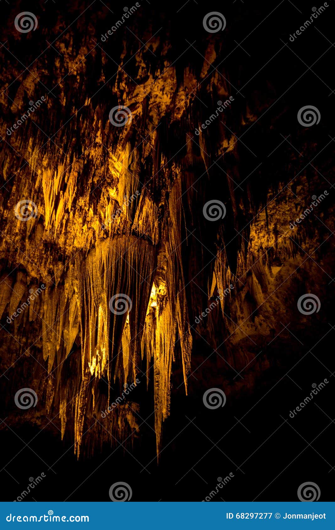 Caverne e caverne immagine stock. Immagine di speleologia - 68297277