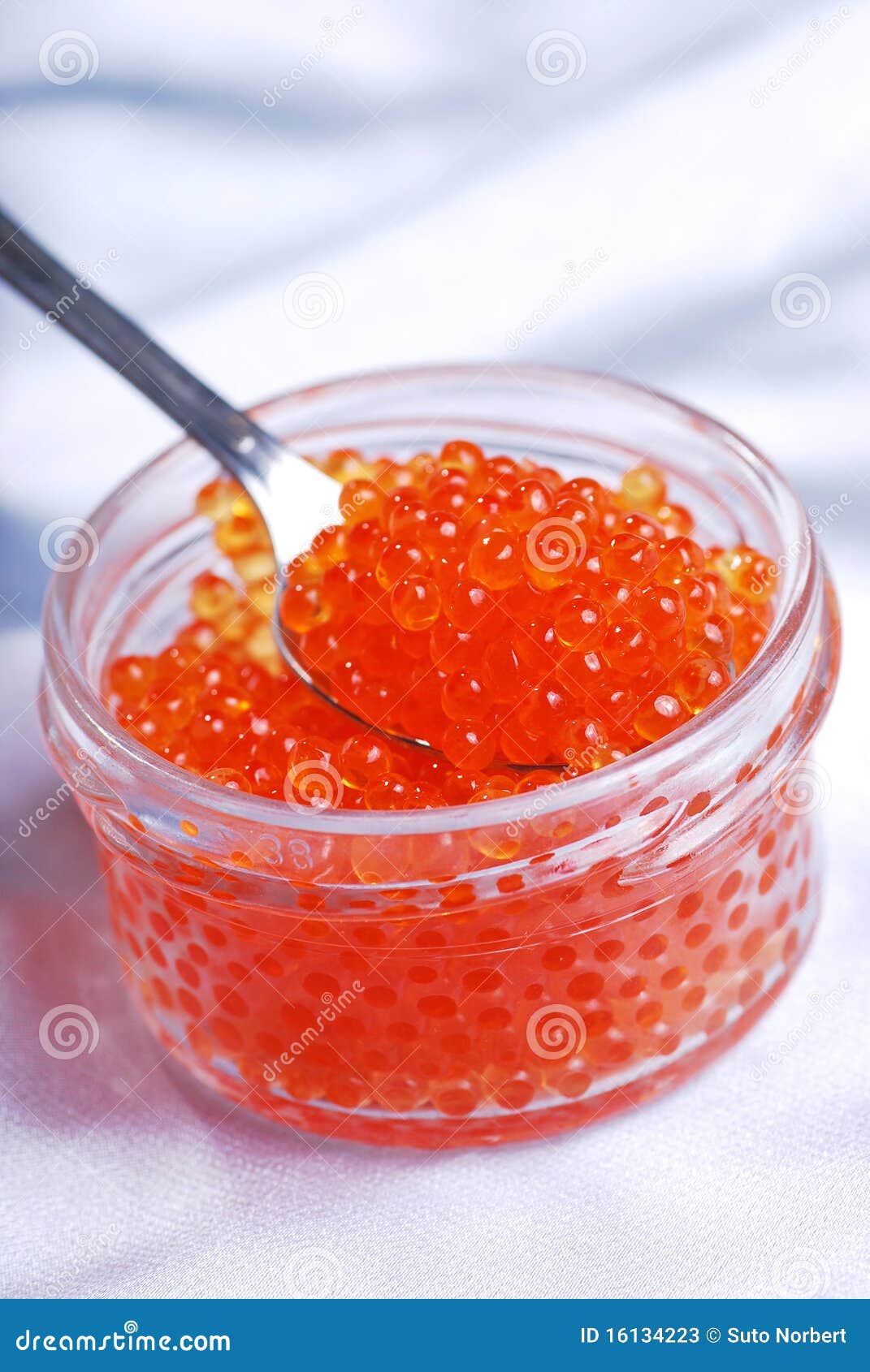 Caviale rosso in cucchiaio immagine stock. Immagine di morbido - 16134223