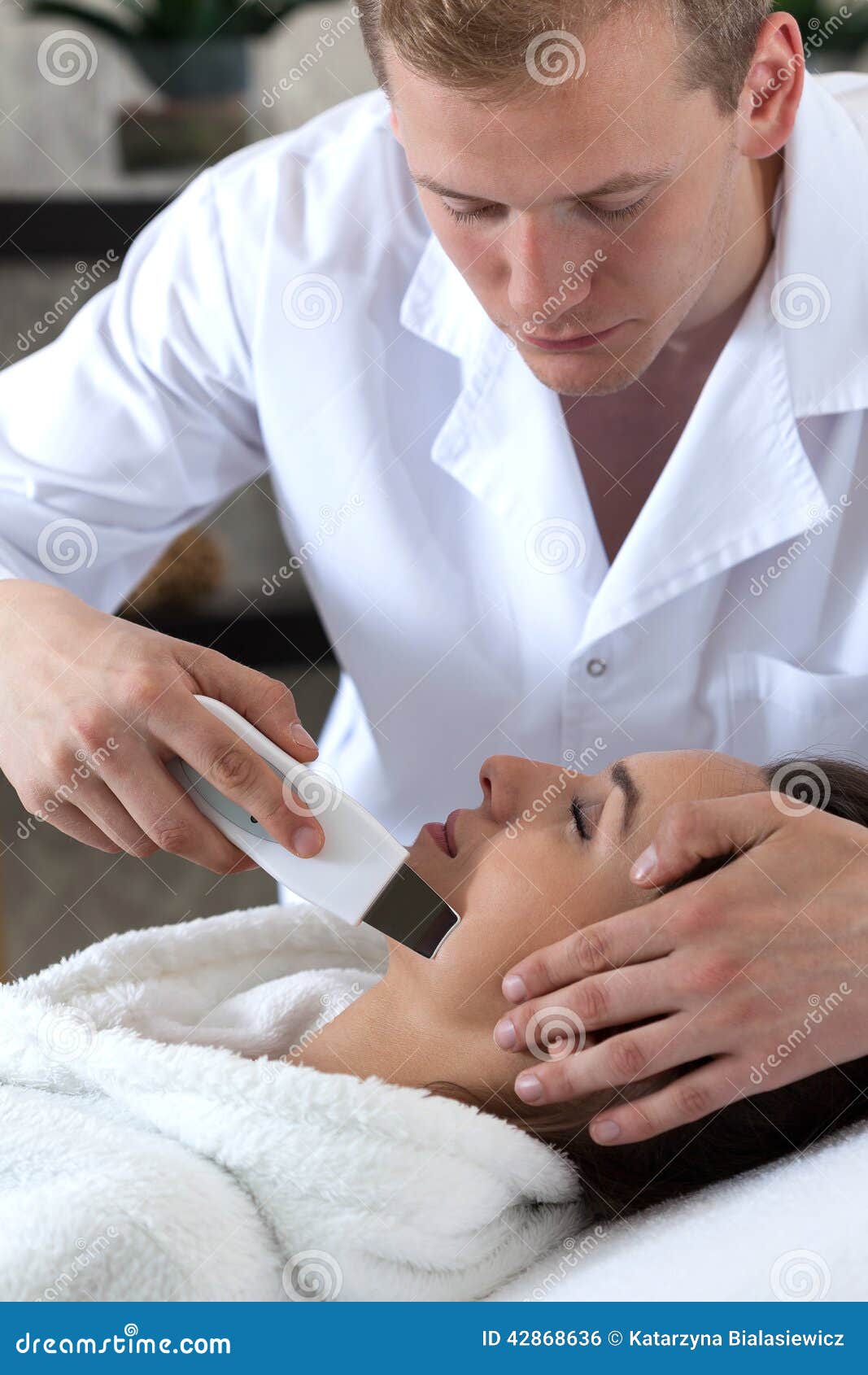 Cavitation peeling in spa stock photo. Image of relax - 42868636