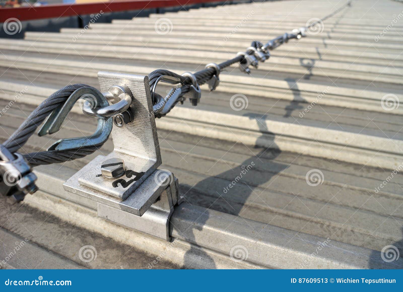Cavo Di Sicurezza D'acciaio Del Cavo Metallico Sul Tetto Immagine Stock ... Cavo Di Sicurezza D'acciaio Del Cavo Metallico Sul Tetto Immagine Stock ...