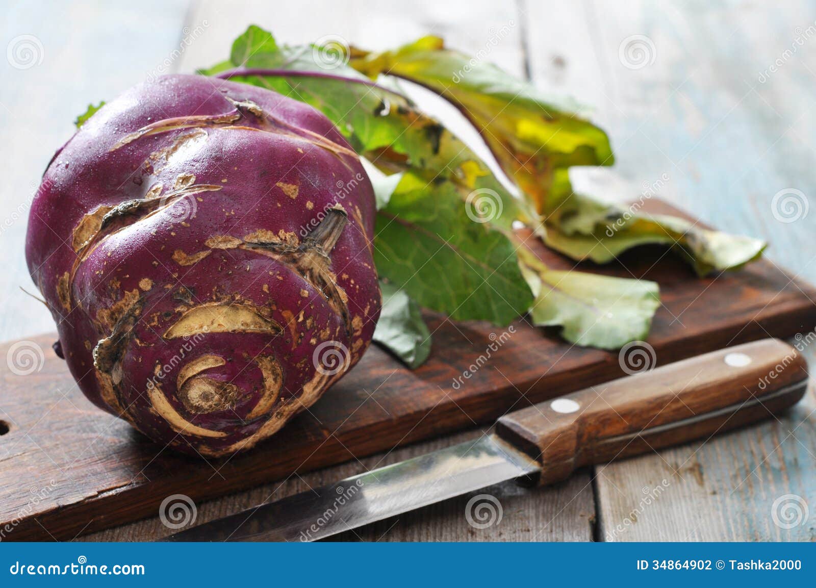 Cavolo rapa crudo fresco fotografia stock. Immagine di rosso - 34864902