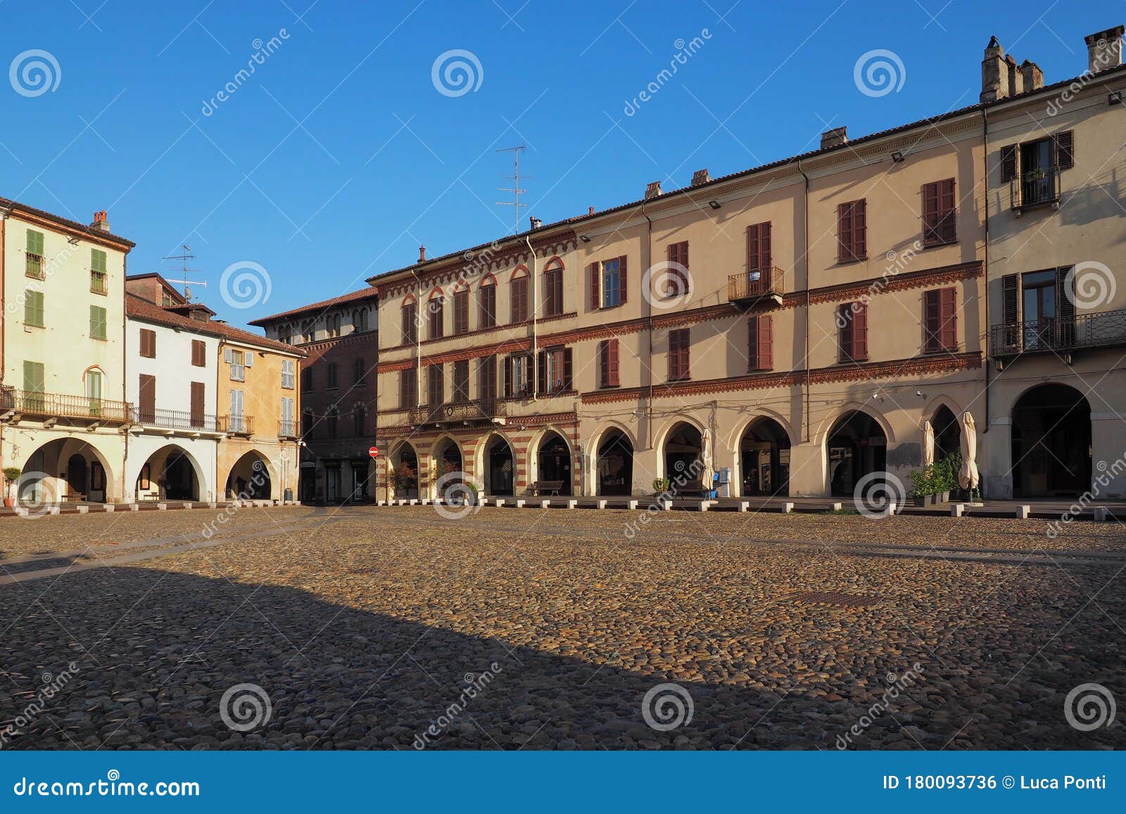 Cavour square i Vercelli arkivfoto. Bild av fasad, värld - 180093736