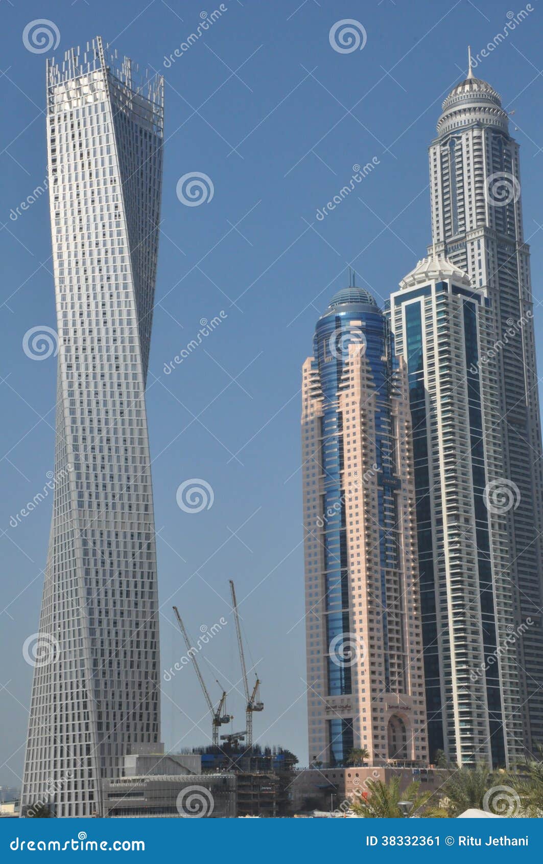 Cayan Tower en Dubai, UAE foto editorial. Imagen de hotel - 38332361