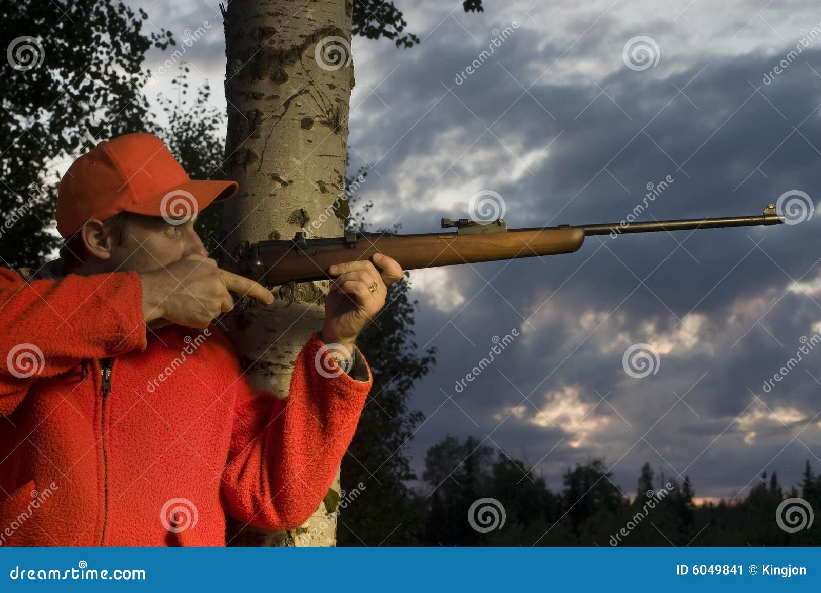Cazador con el rifle imagen de archivo. Imagen de hombre - 6049841