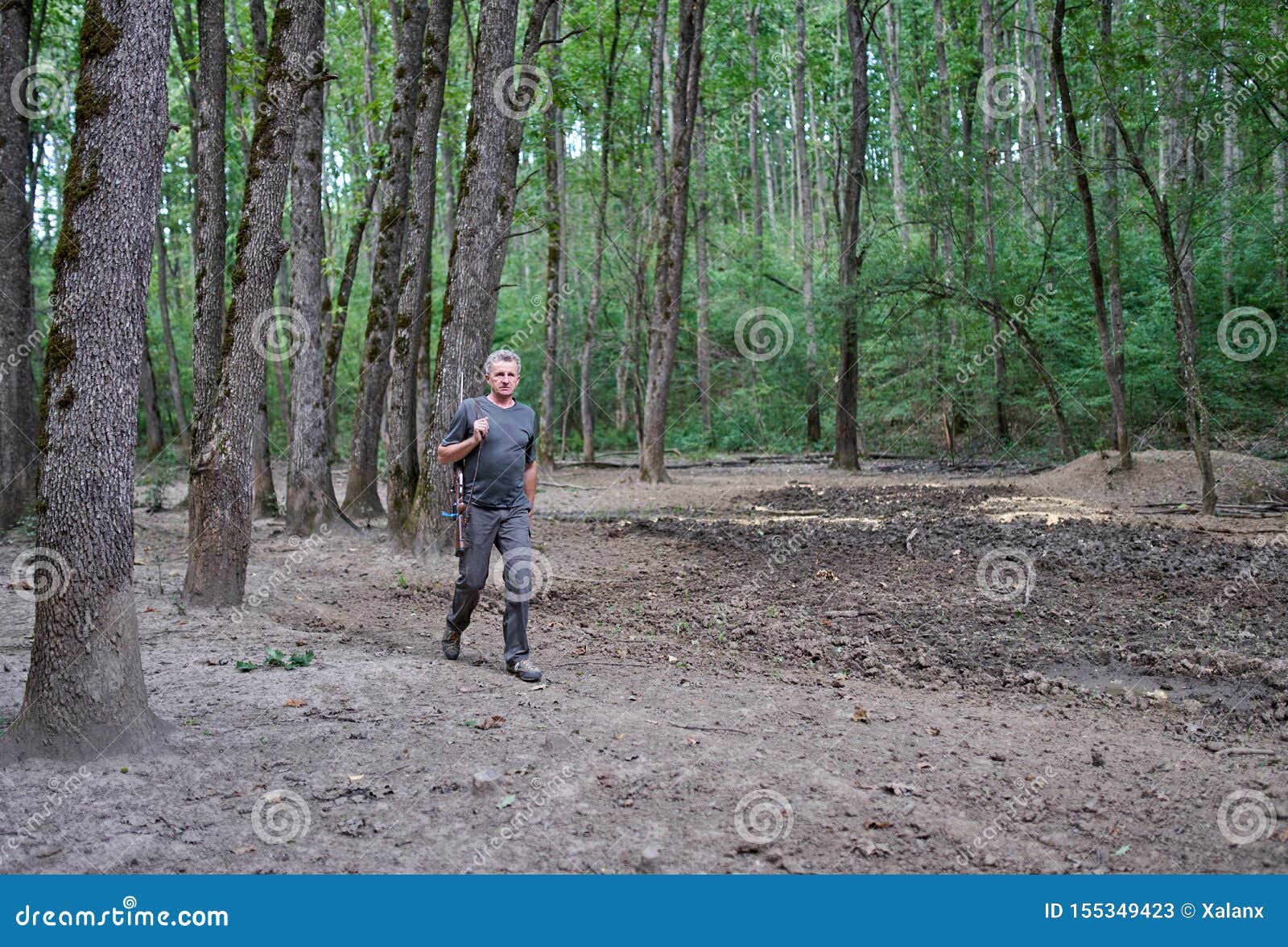 Cazador con el rifle imagen de archivo. Imagen de apuntar - 155349423