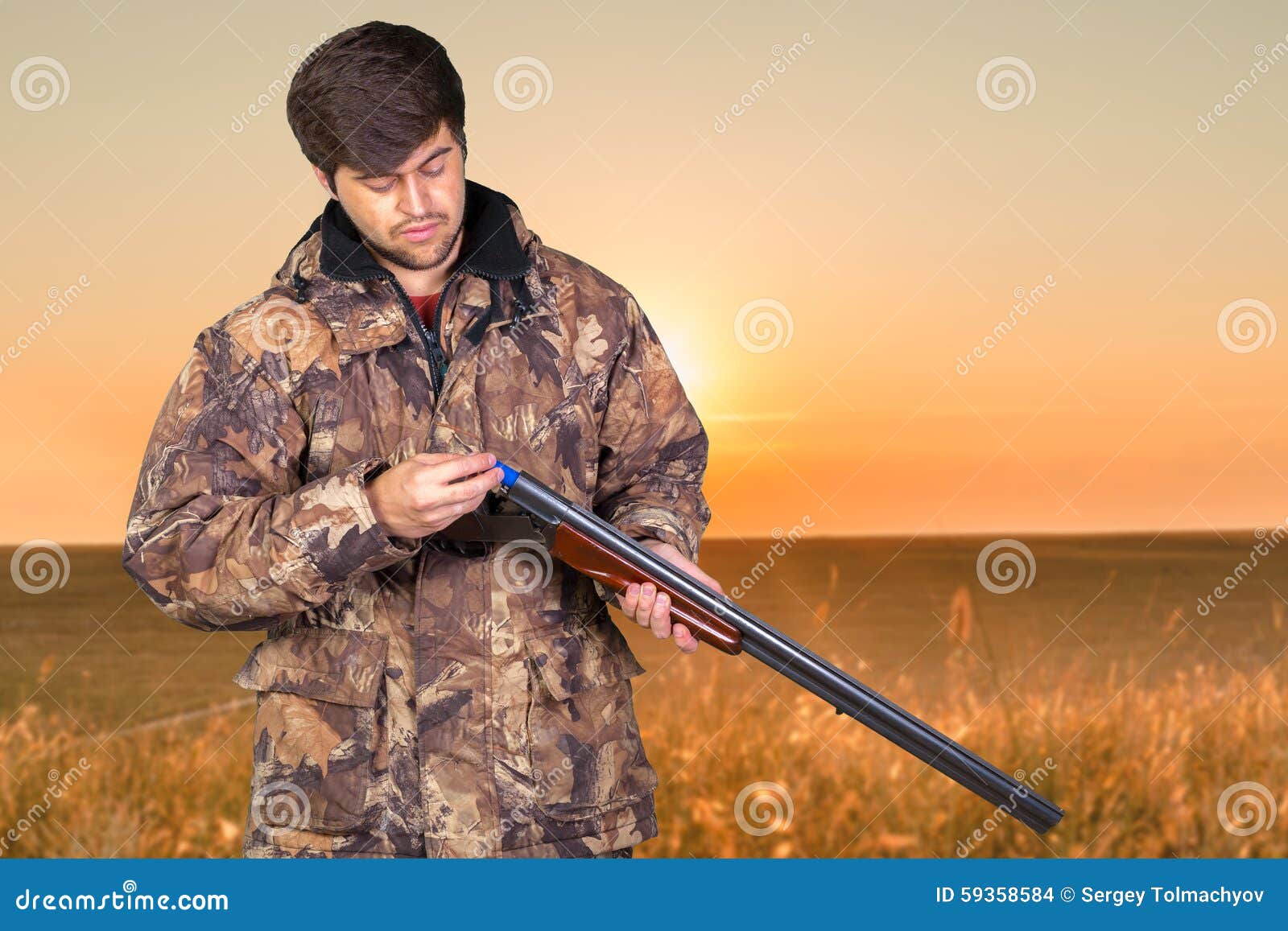 Cazador con su rifle foto de archivo. Imagen de guardabosques - 59358584