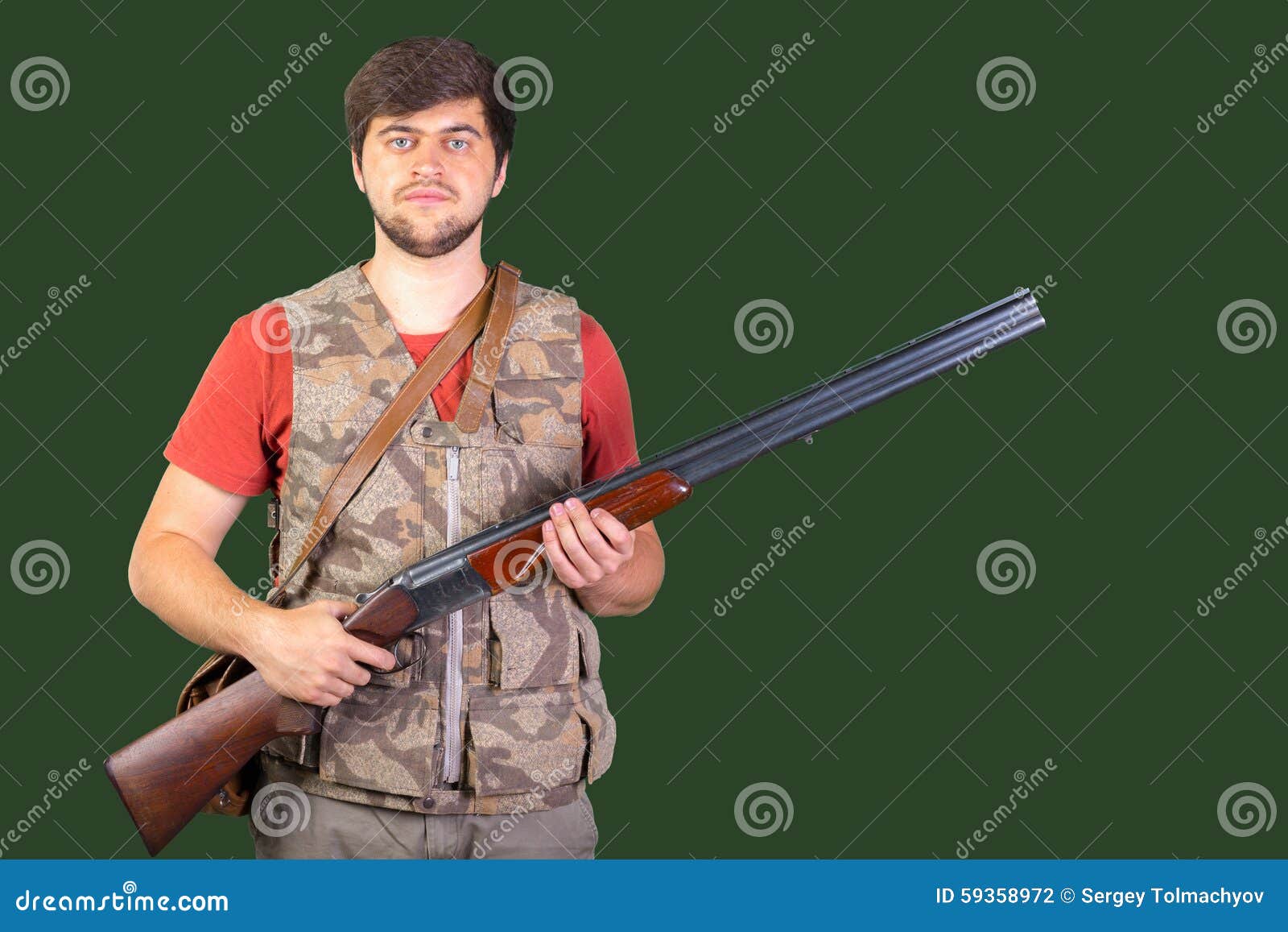 Cazador con su rifle foto de archivo. Imagen de tiro - 59358972