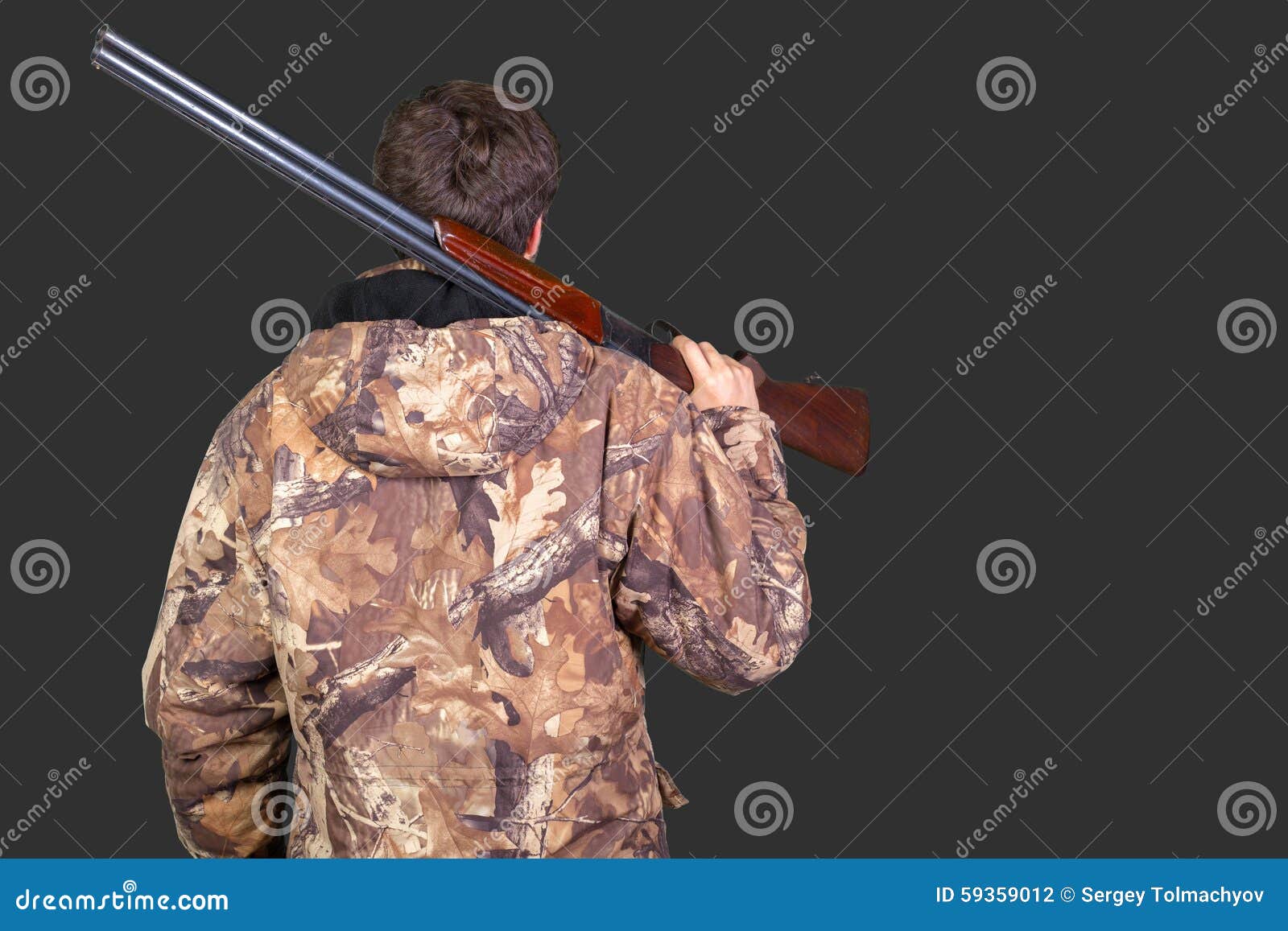 Cazador con su rifle foto de archivo. Imagen de arma - 59359012