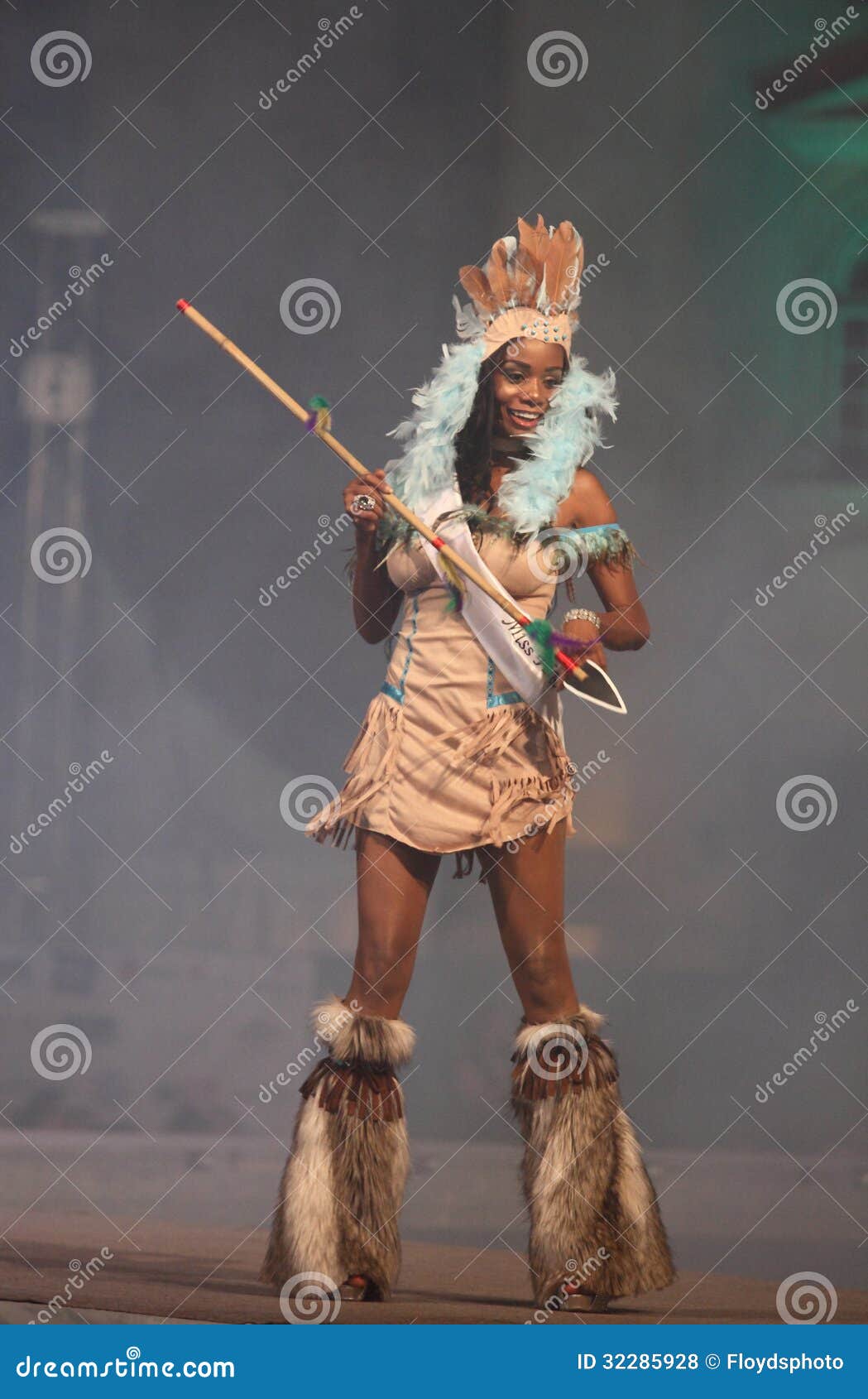 Cazador indio atractivo foto de archivo editorial. Imagen de cazador ...