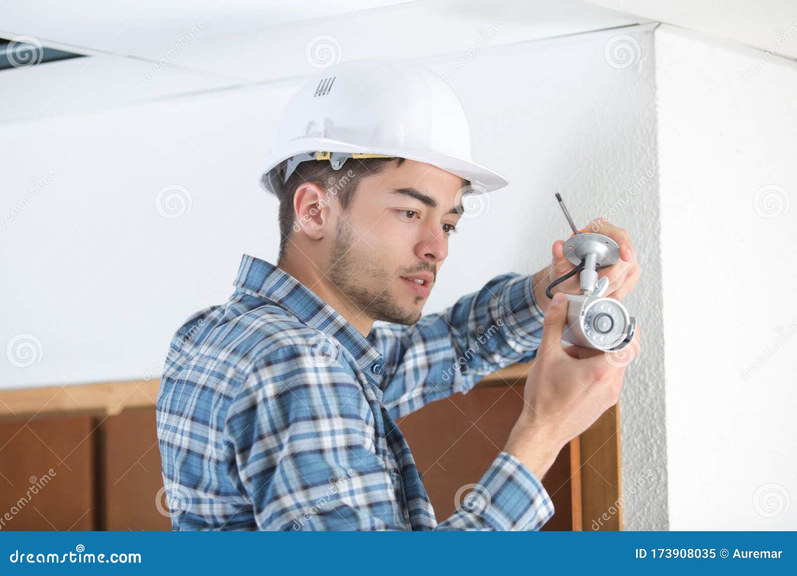 Cctv installer at work stock image. Image of worker - 173908035