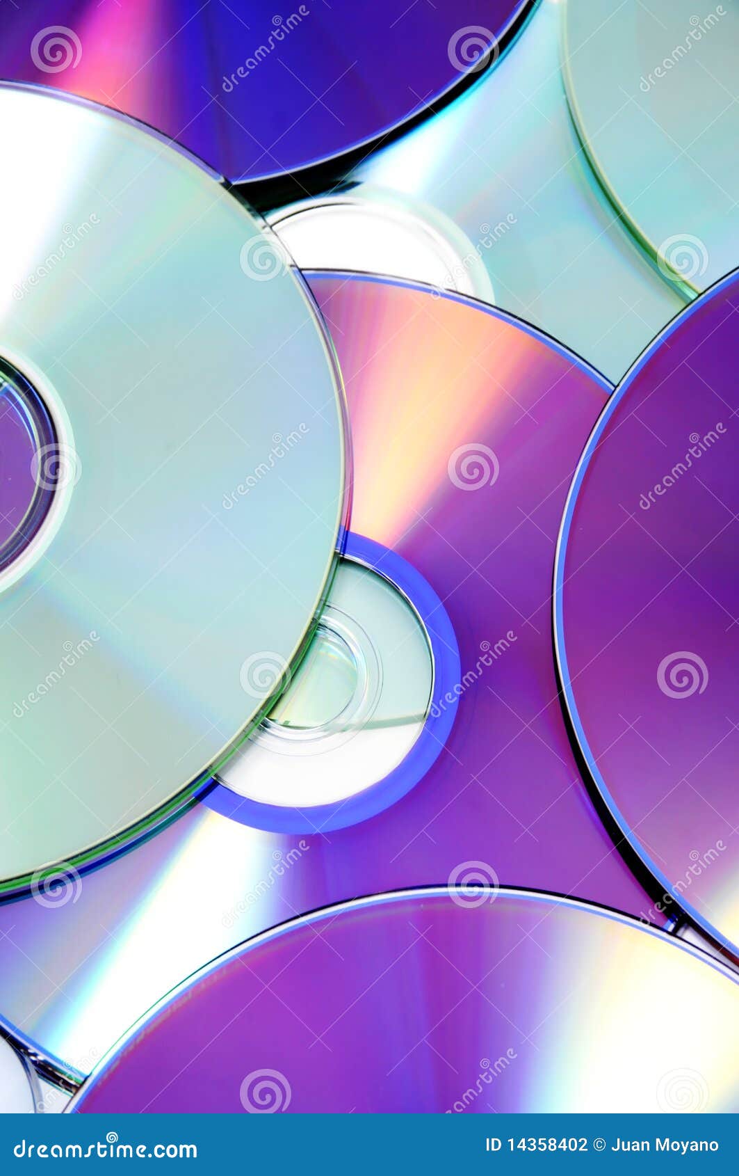 CD, CD-ROM e DVD fotografia stock. Immagine di compatto - 14358402