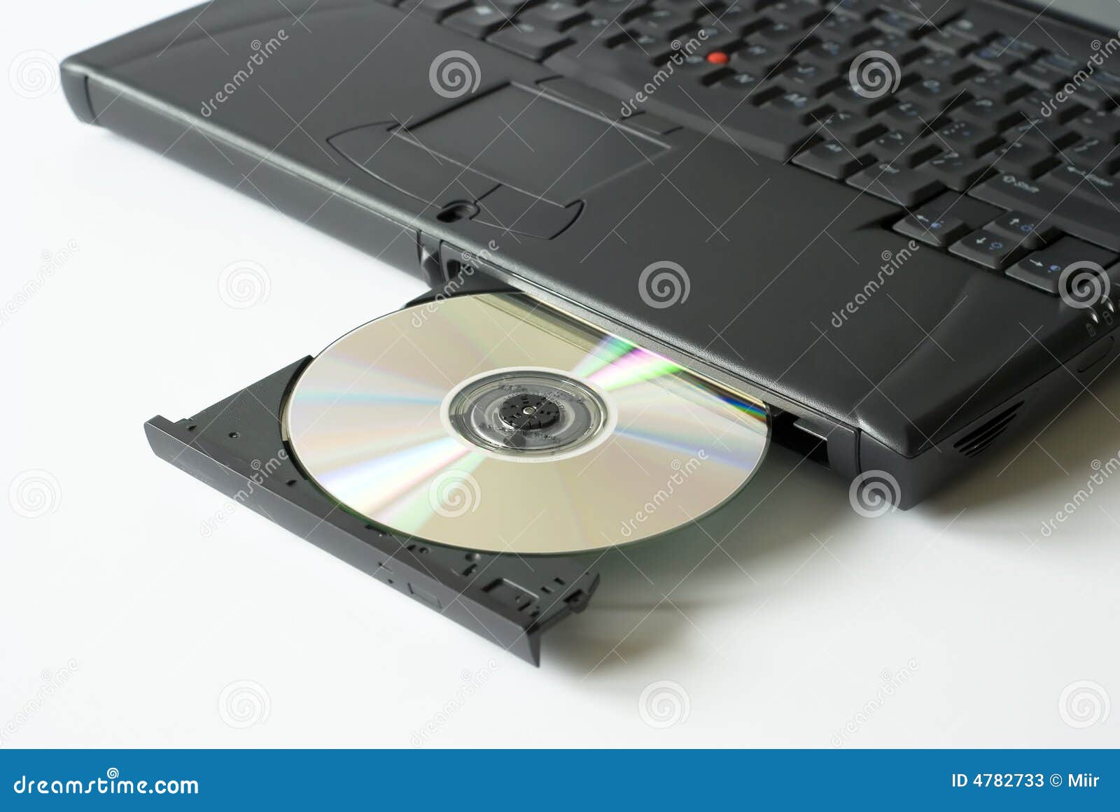 Cd En Unidad De Discos De La Computadora Portátil Fotos de archivo ...