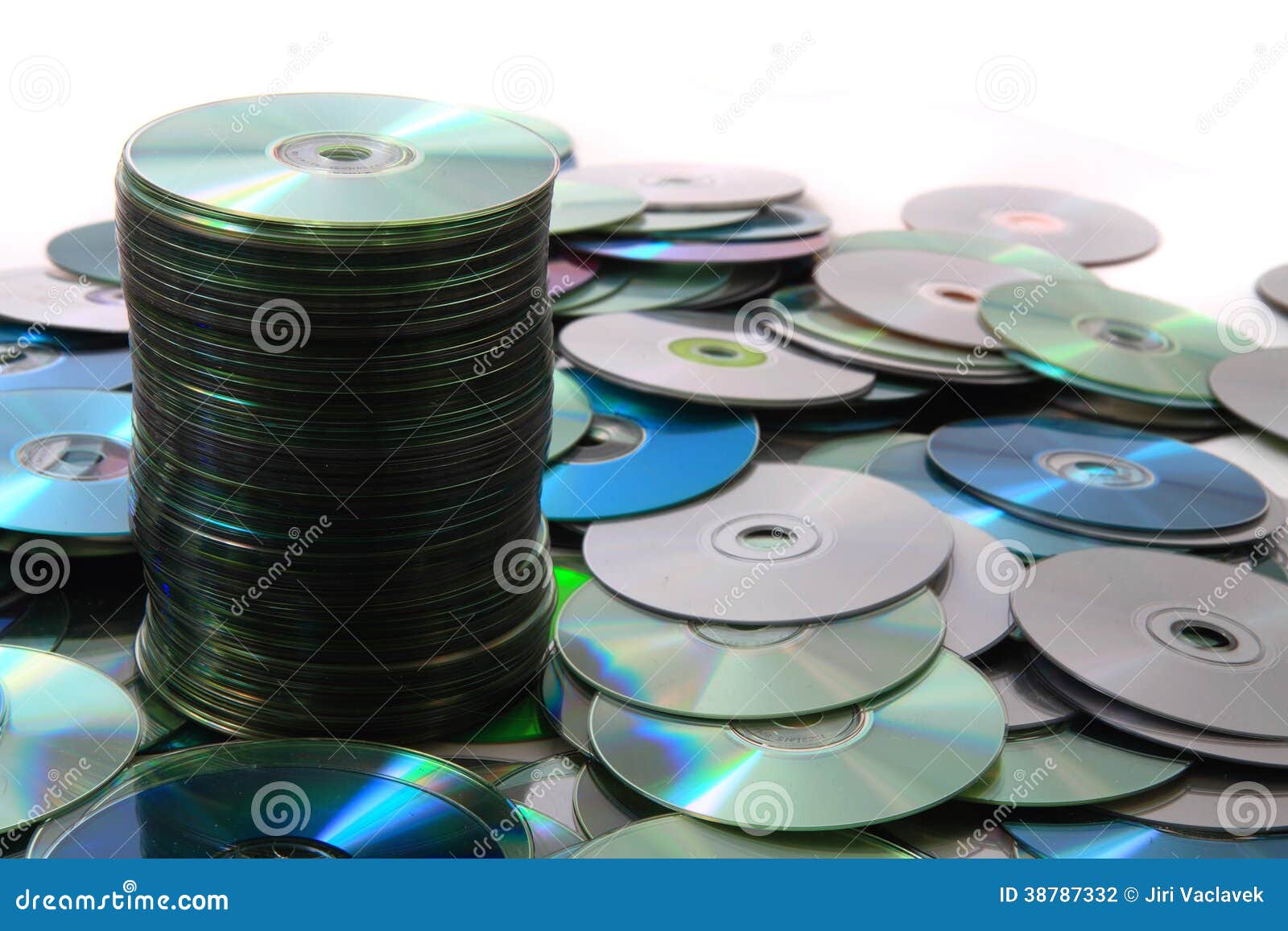 CD Et DVD D'isolement Sur Le Blanc Photo stock - Image du sonore, blanc ...