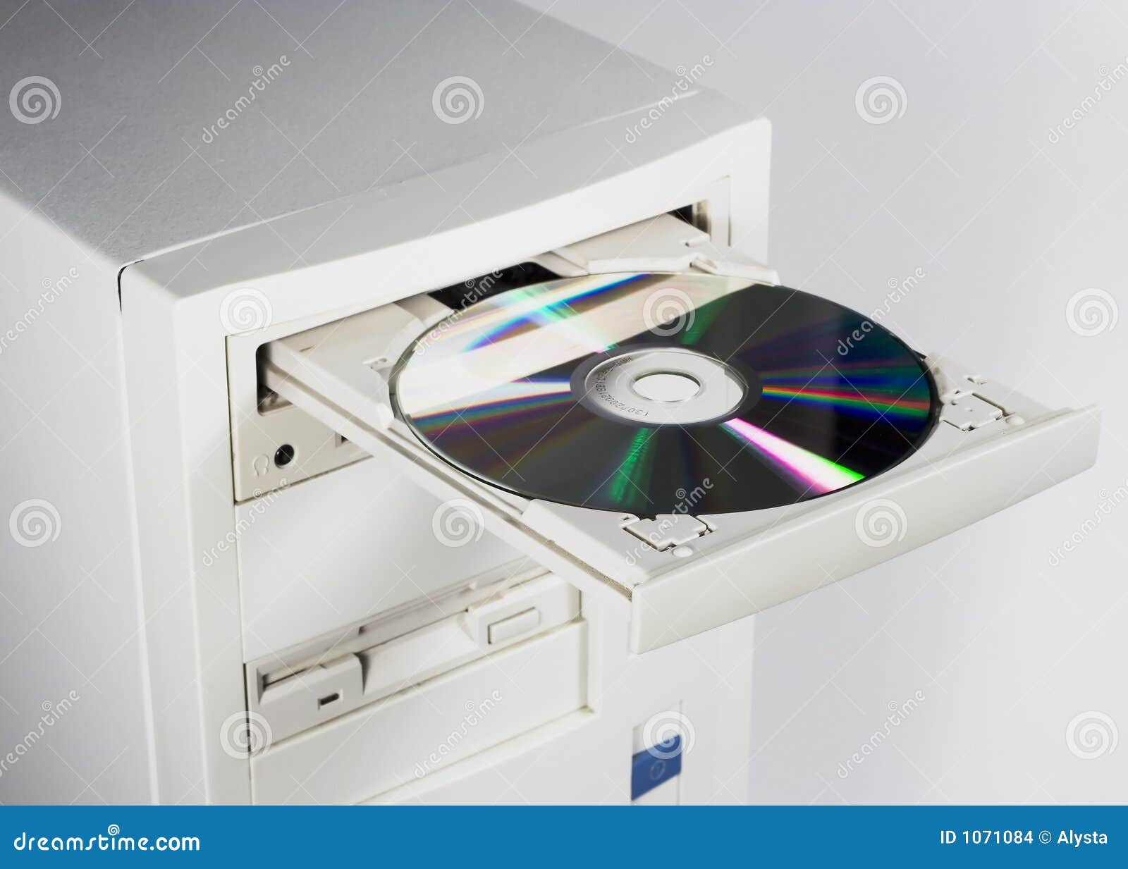CD ou DVD e computador foto de stock. Imagem de instale - 1071084