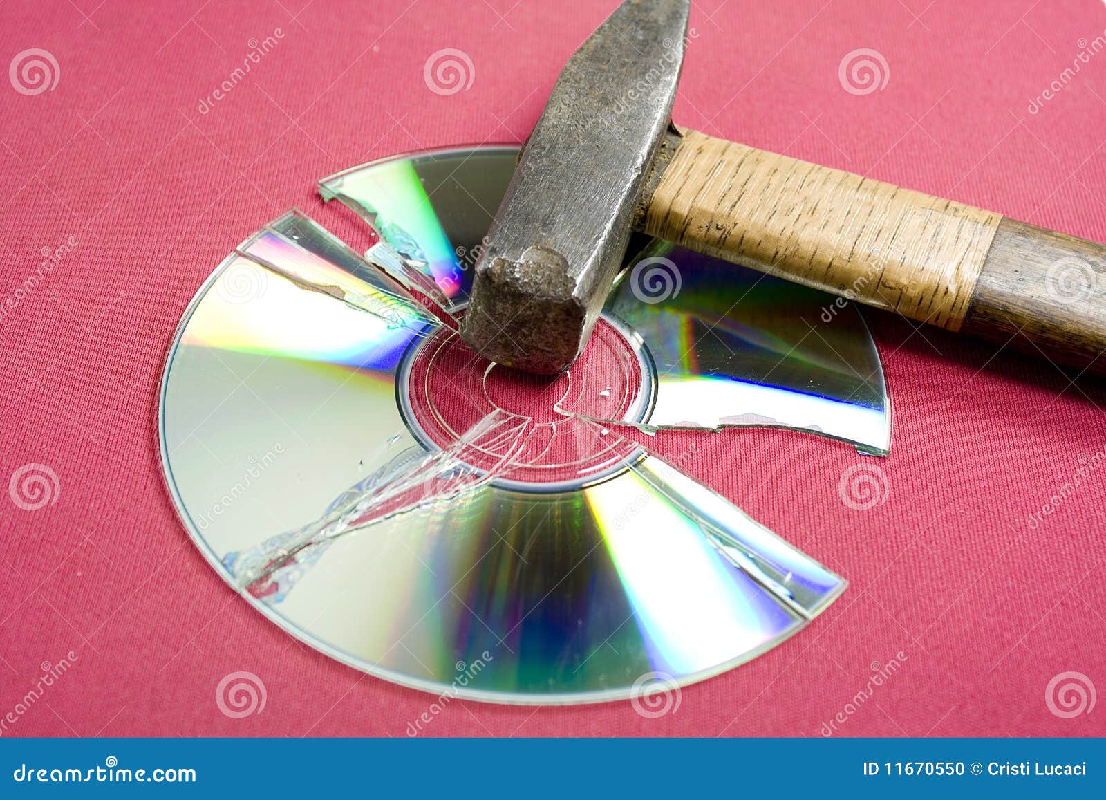 Cd quebrado foto de archivo. Imagen de agrietado, software - 11670550