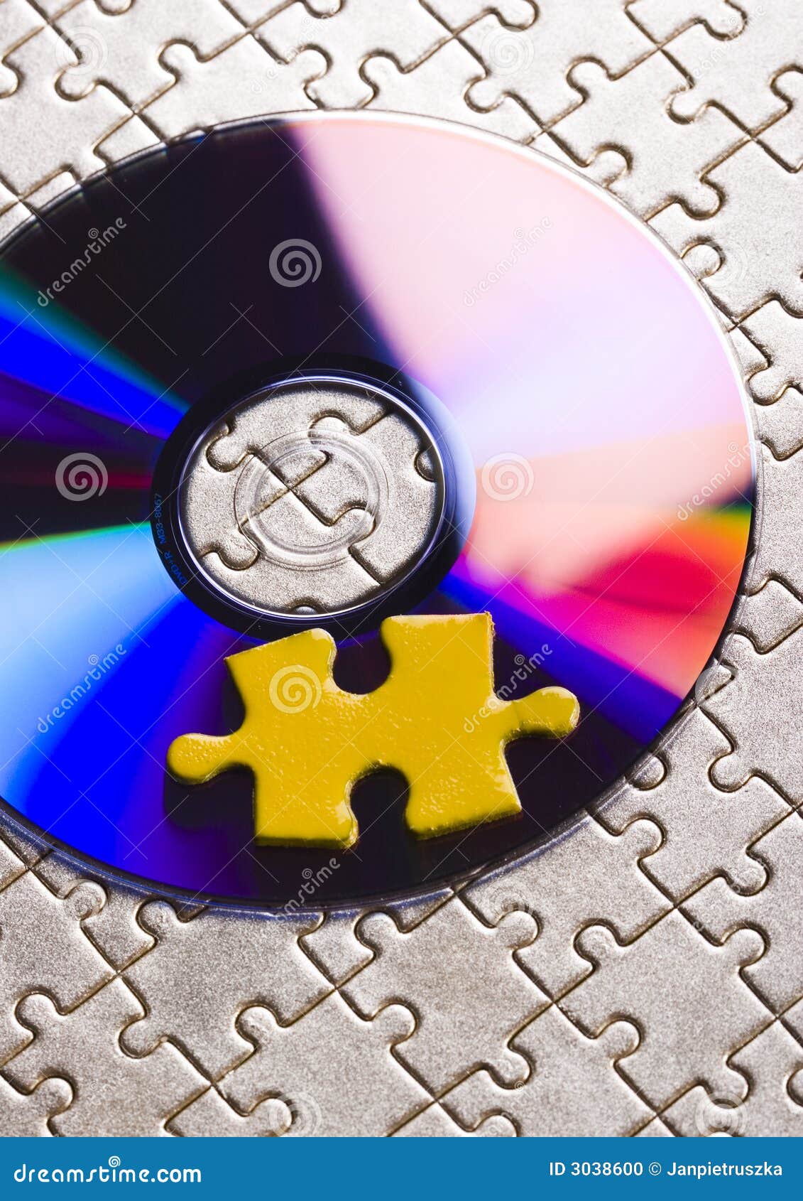 Cd sui puzzle fotografia stock. Immagine di trasportatore - 3038600