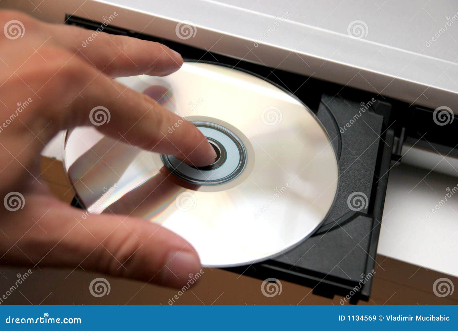 CD sur le lecteur de CD image stock. Image du traitement - 1134569