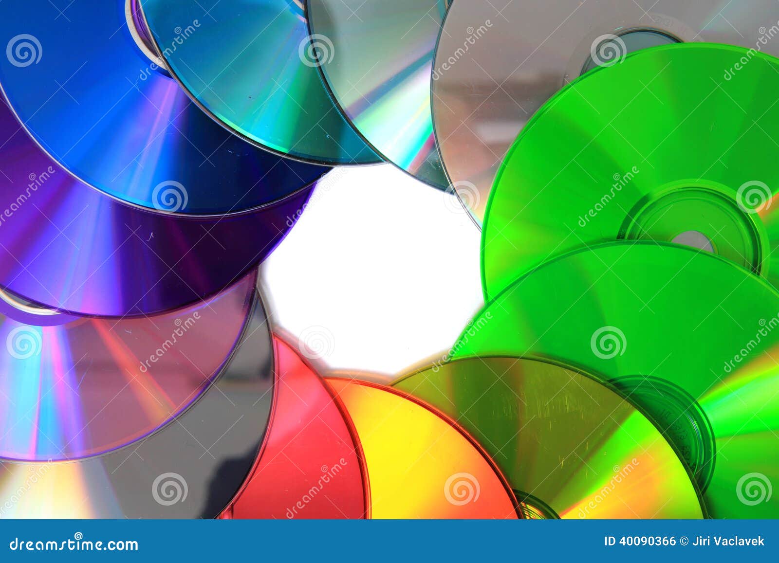 CD y DVD del color foto de archivo. Imagen de medio, color - 40090366